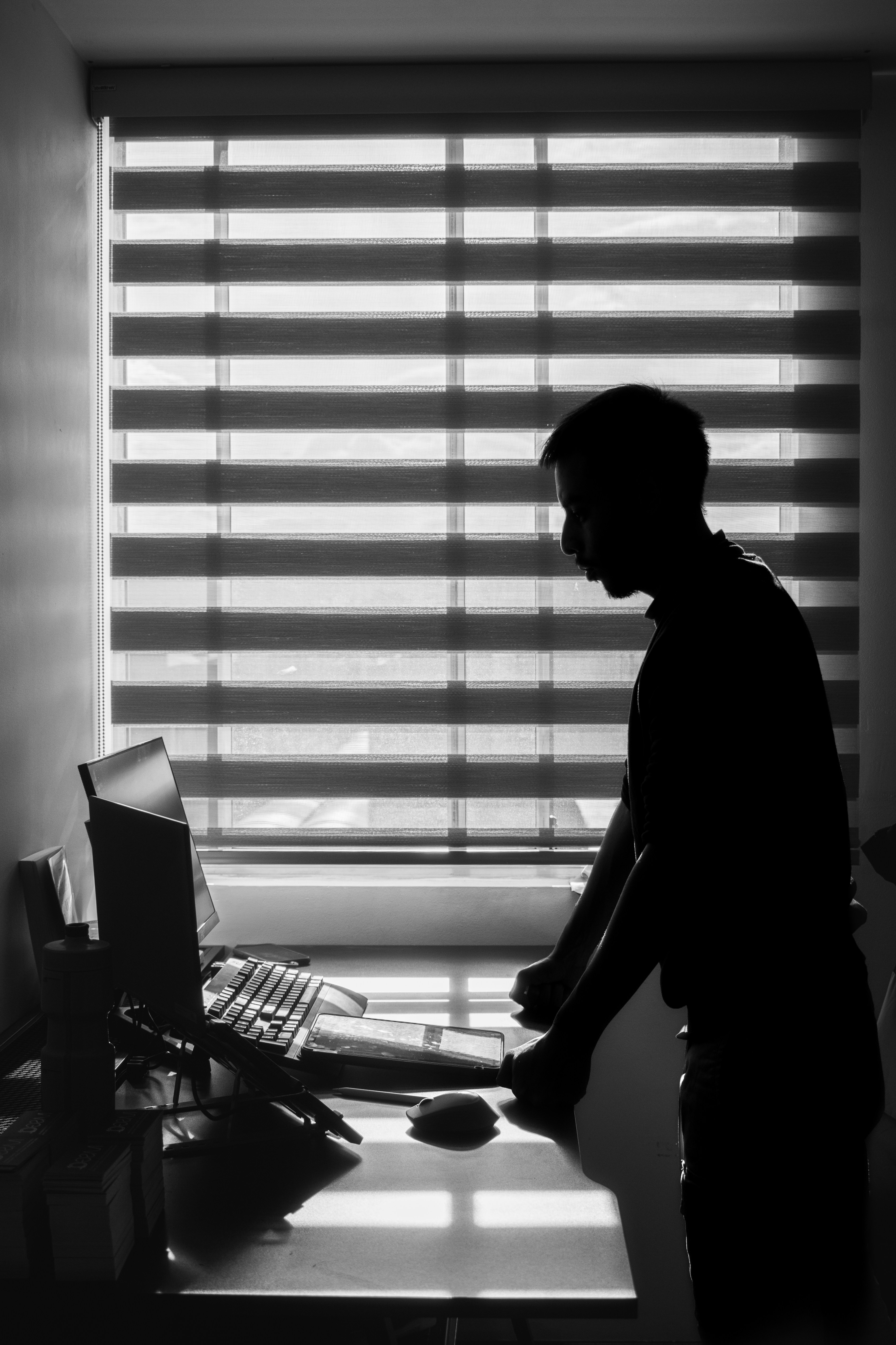 A man standing in front of a computer in a room photo – Free Persona ...