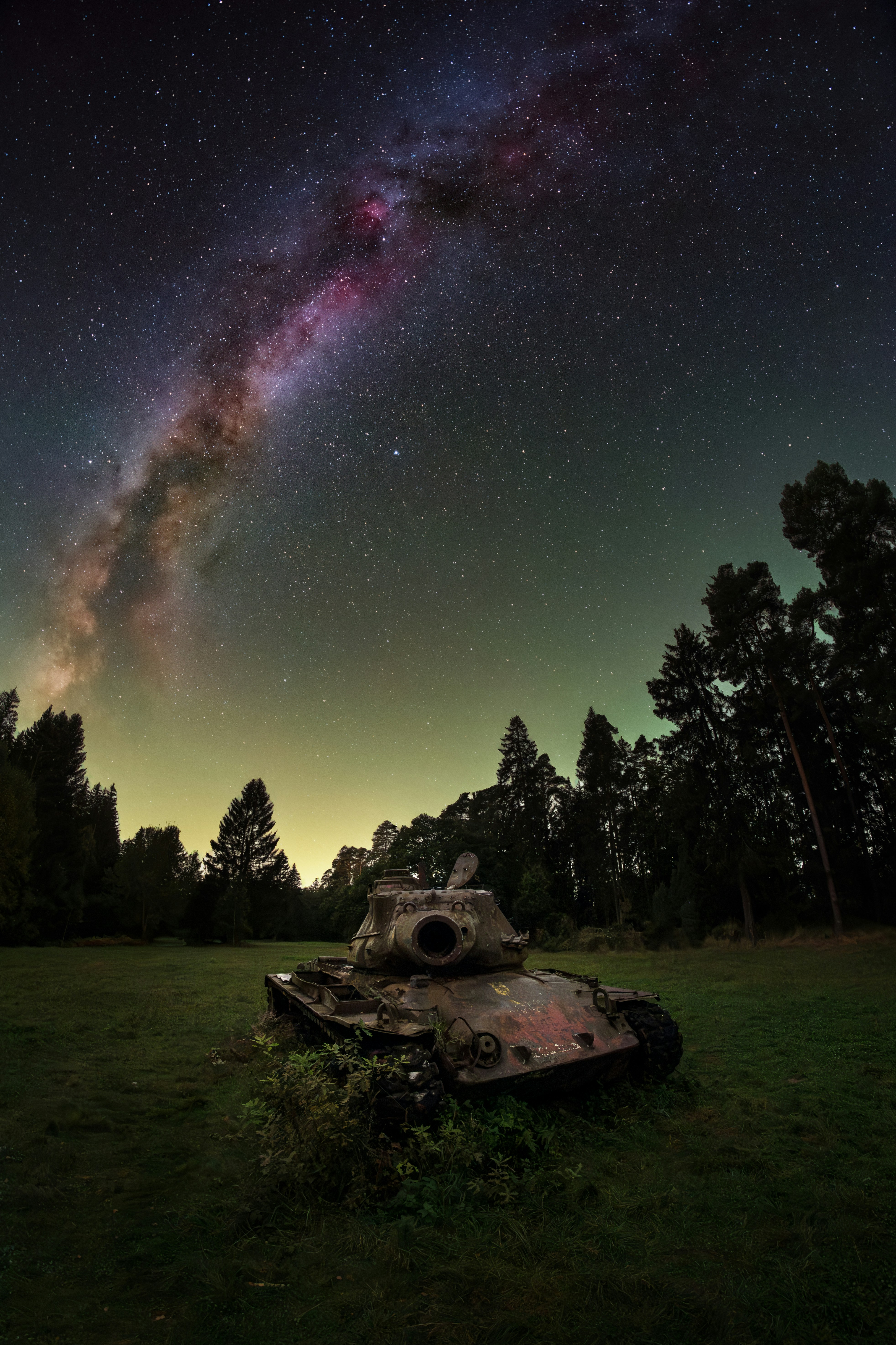 Un char d’assaut assis au milieu d’un champ sous un ciel nocturne photo ...