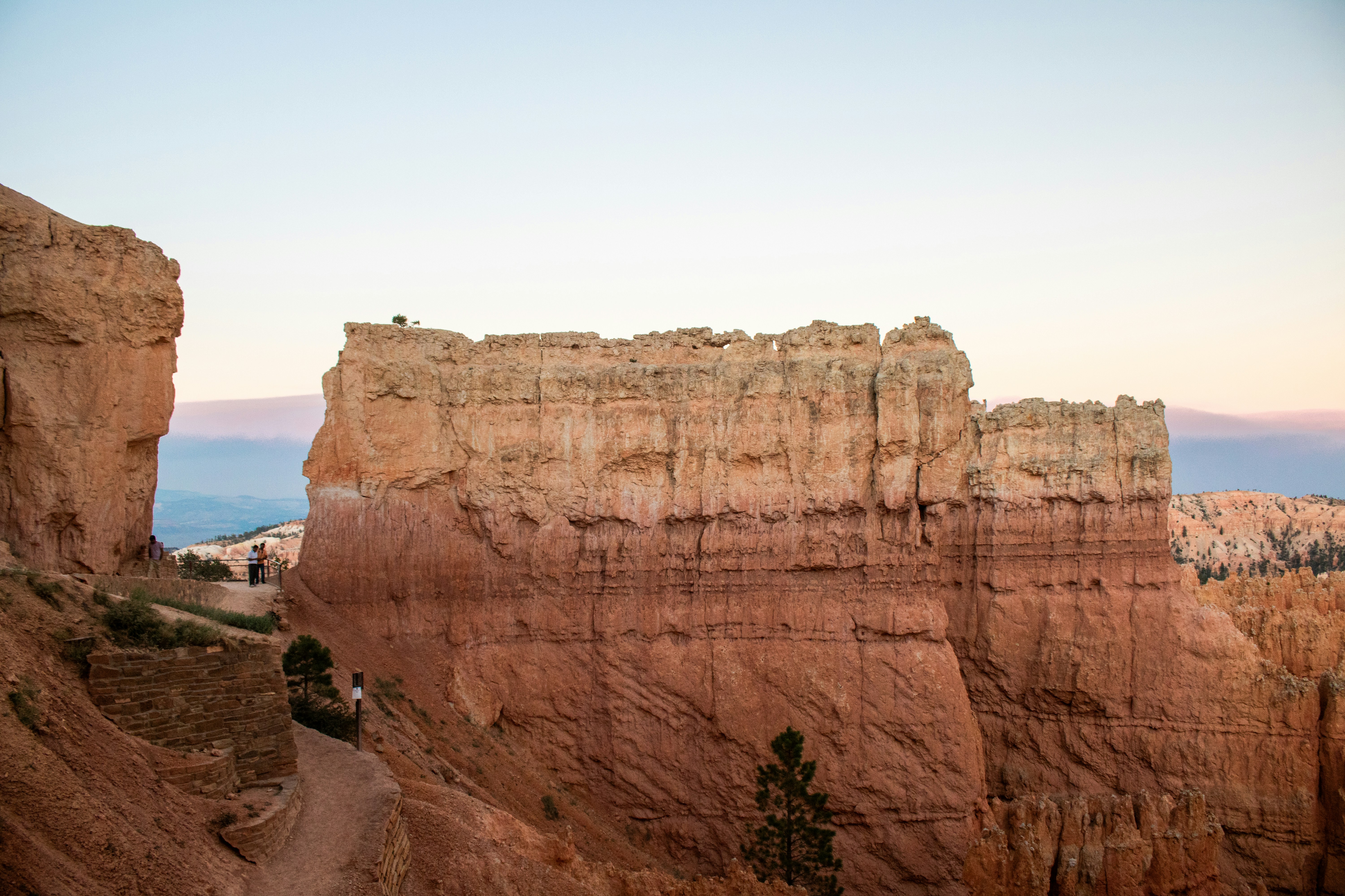 Une vue panoramique d’une falaise rocheuse avec des arbres au premier ...