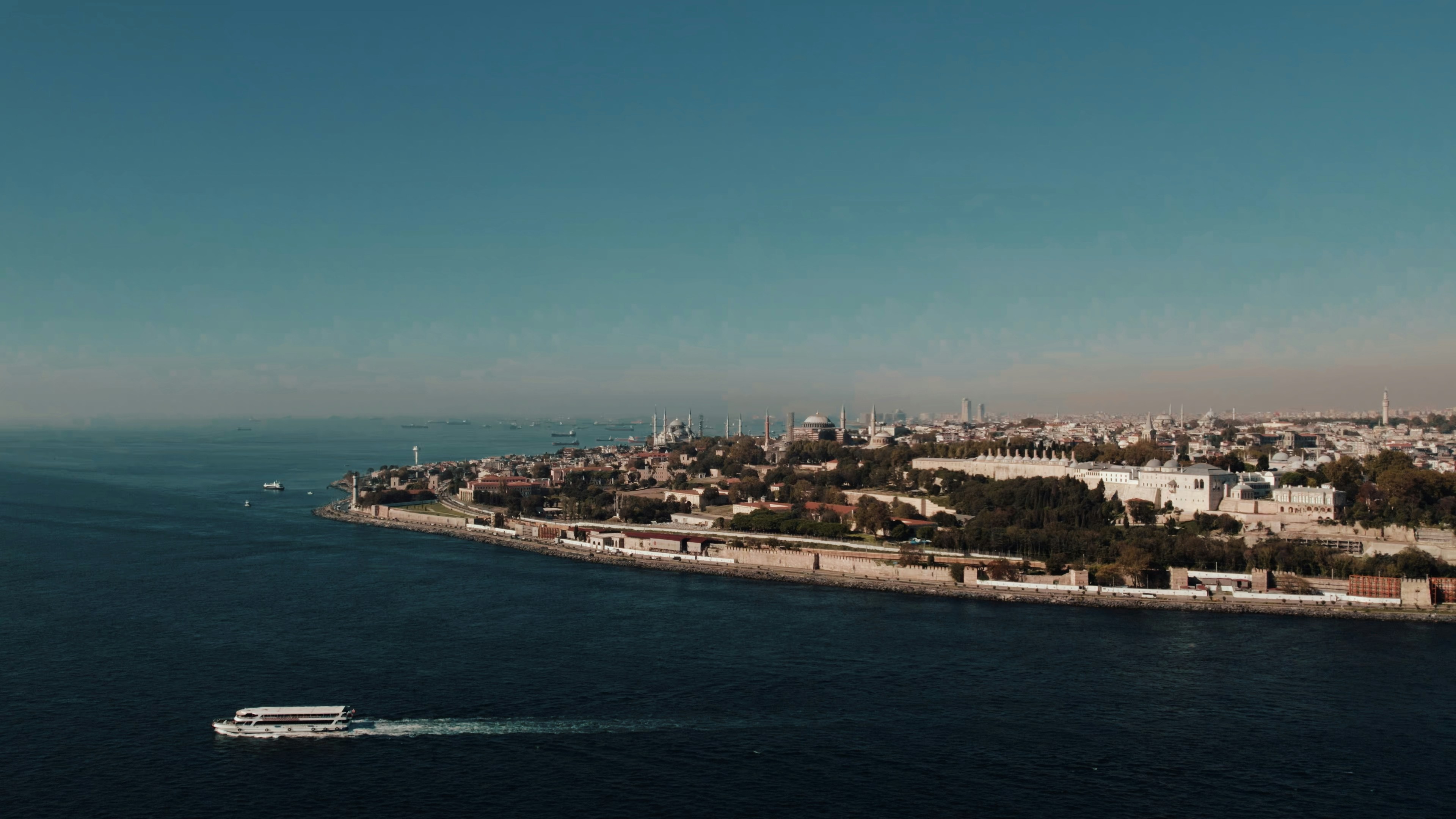 An aerial view of a small island in the middle of the ocean photo ...
