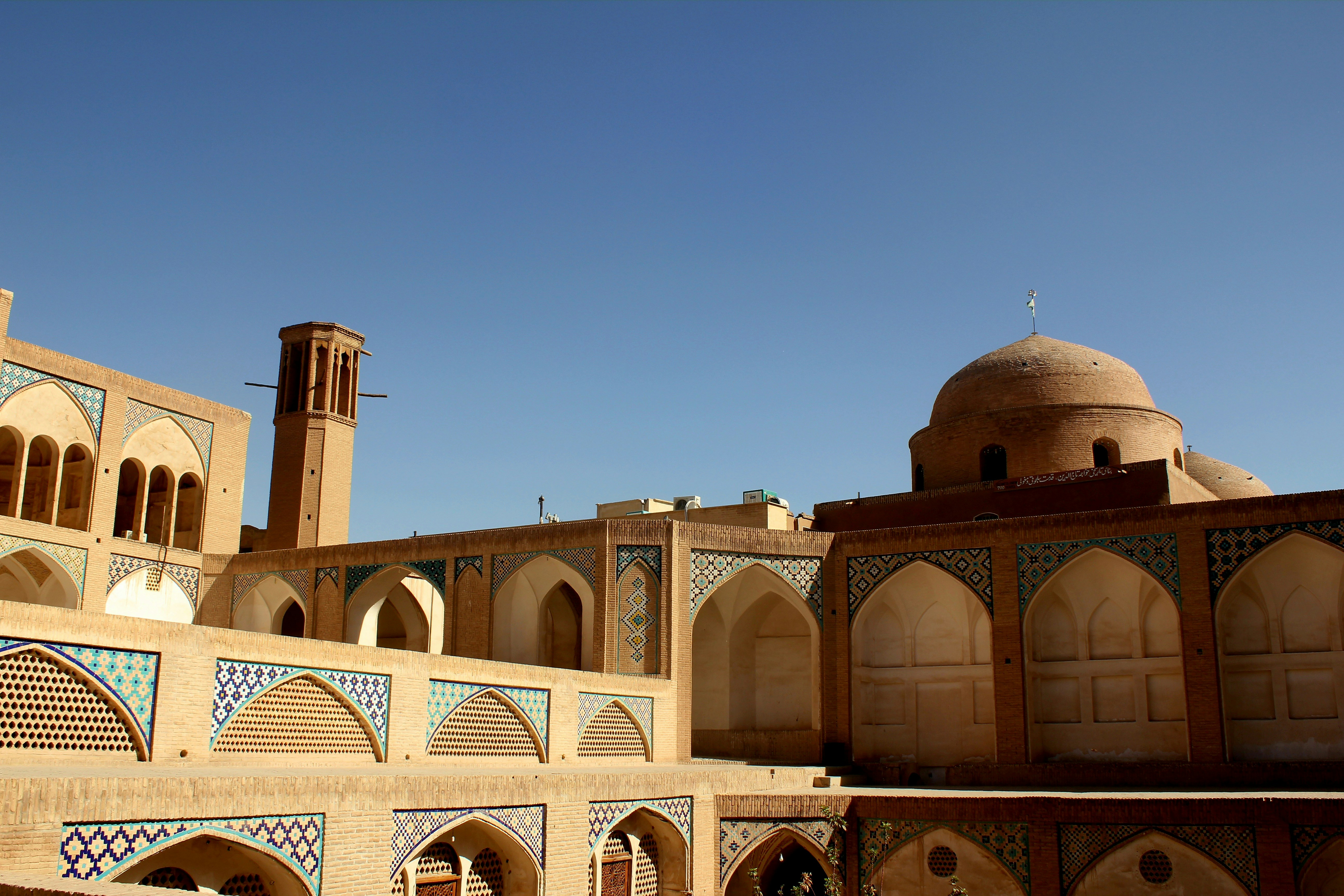 Un gran edificio con arcos y arcos a su alrededor foto – Imagen de ...