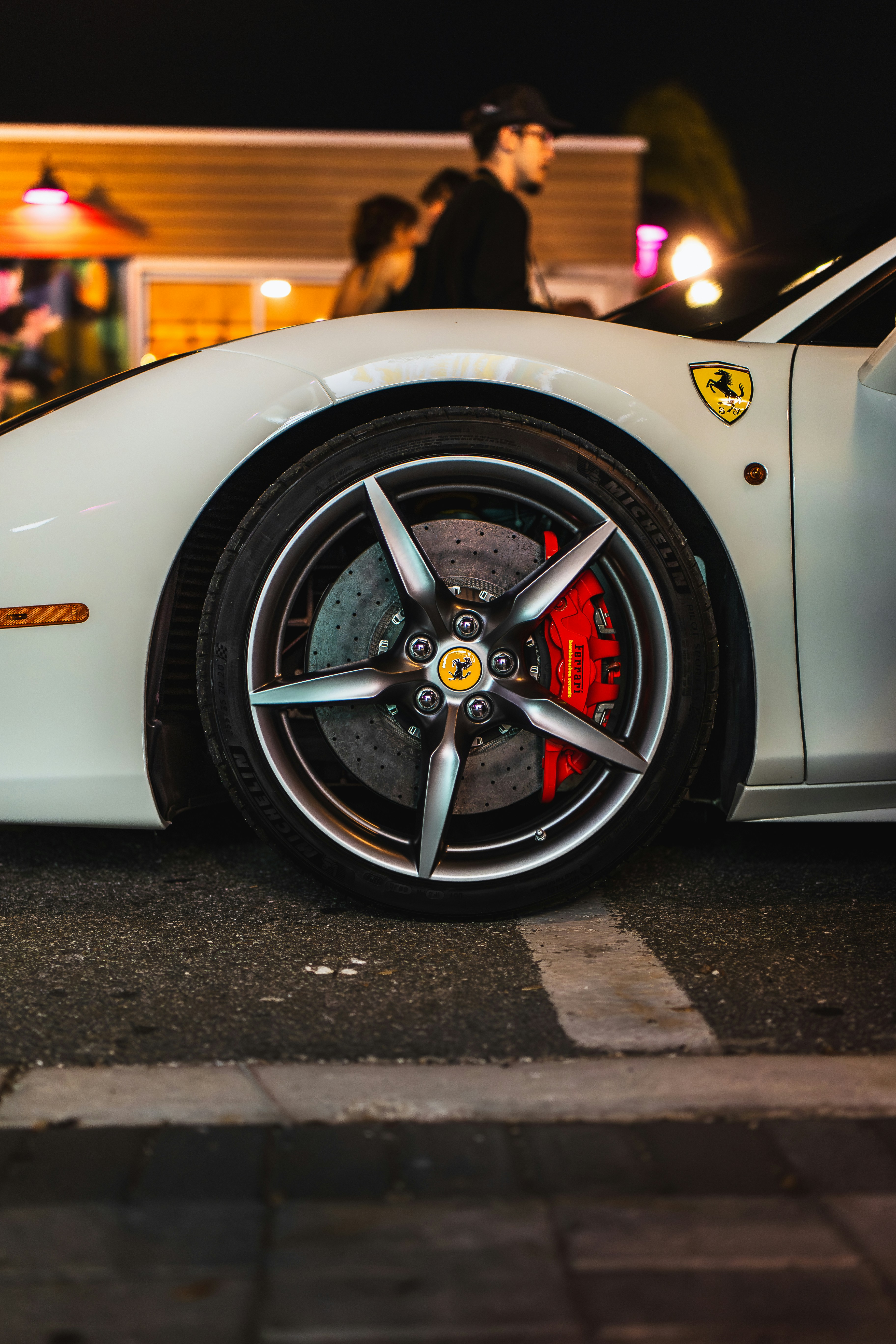Un'auto sportiva bianca parcheggiata sul ciglio della strada foto ...