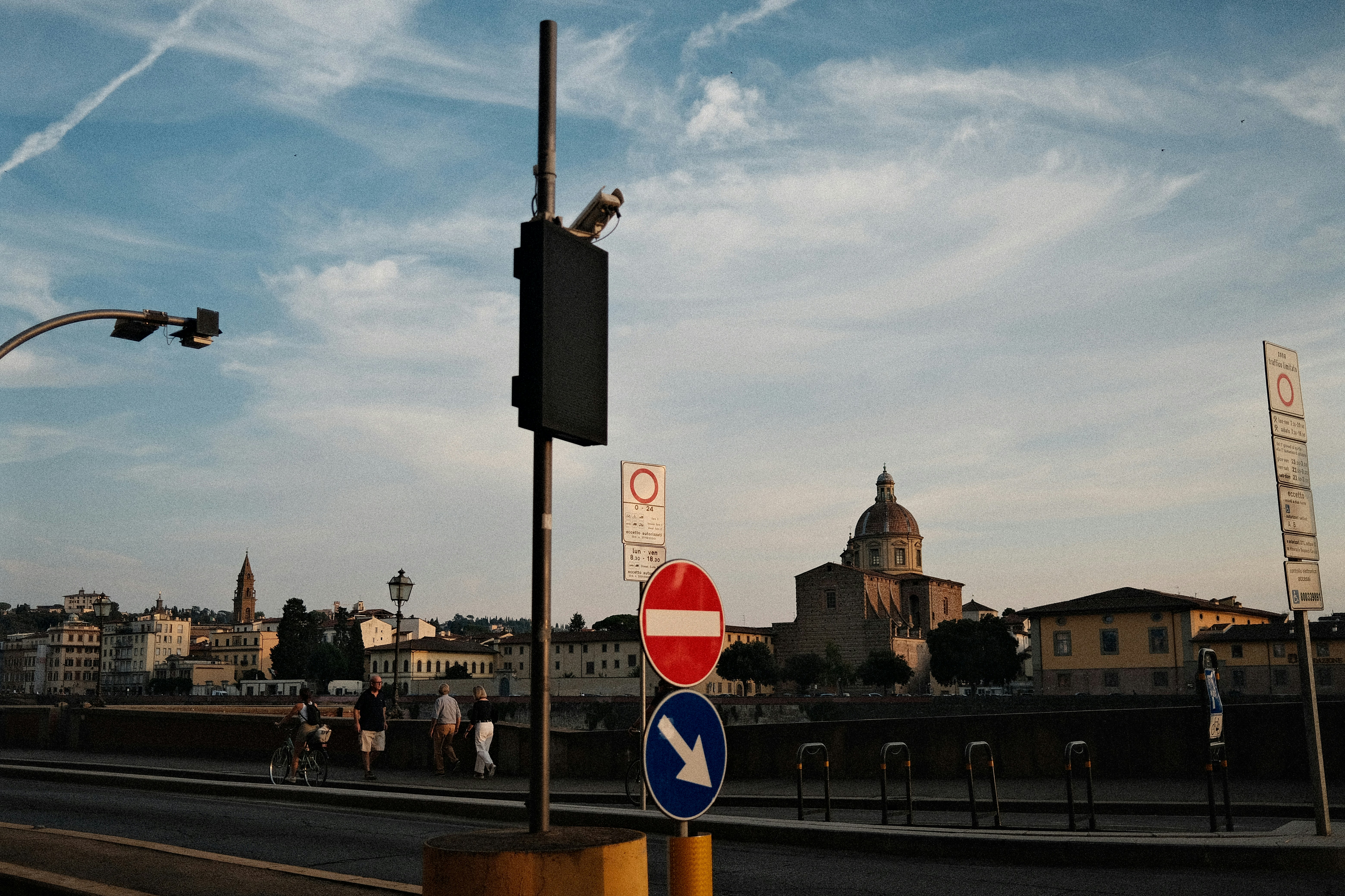 Bridgeview Piazza: A Cityscape Sit-Down by the River