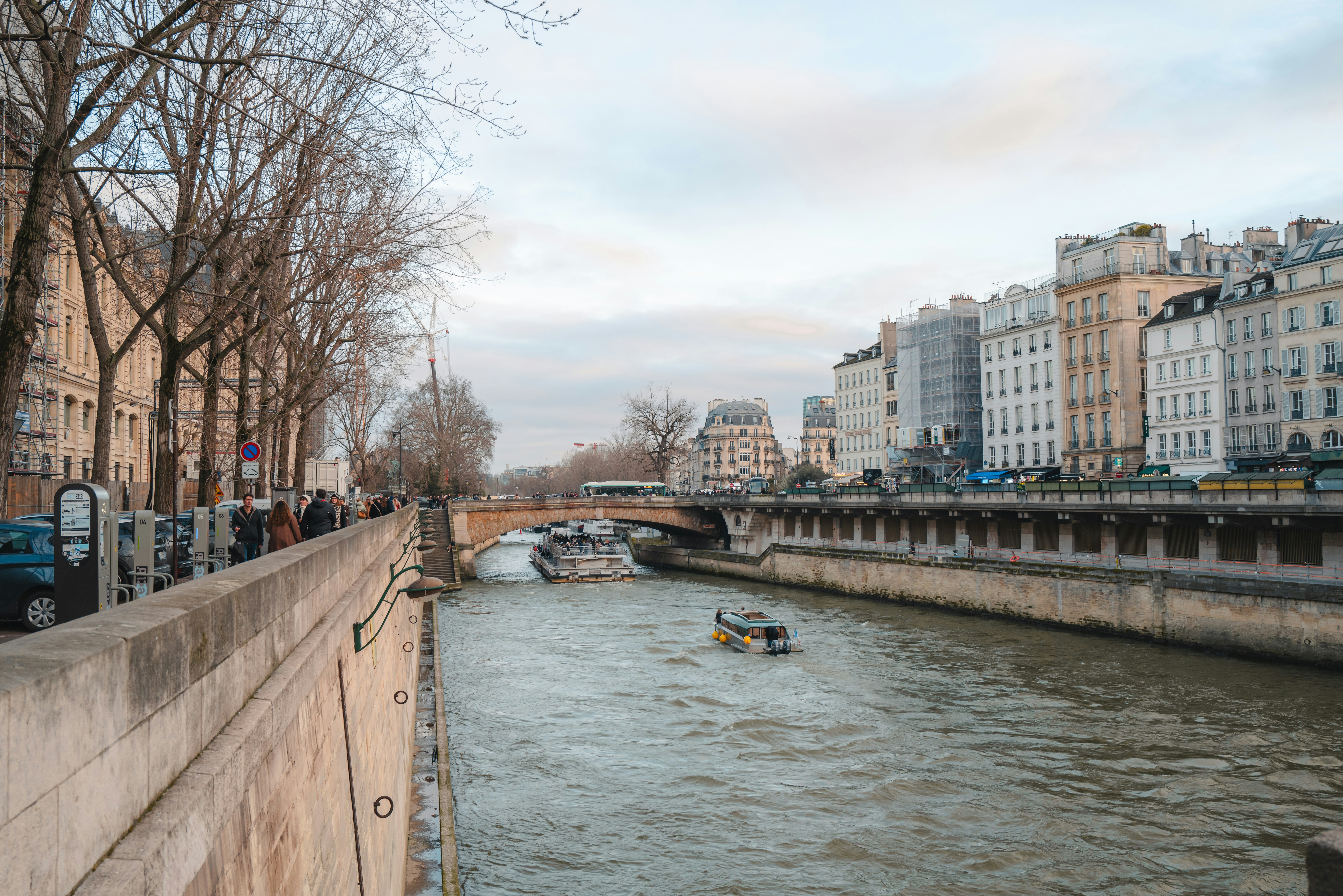 A river running through a city next to tall buildings photo – Free City ...