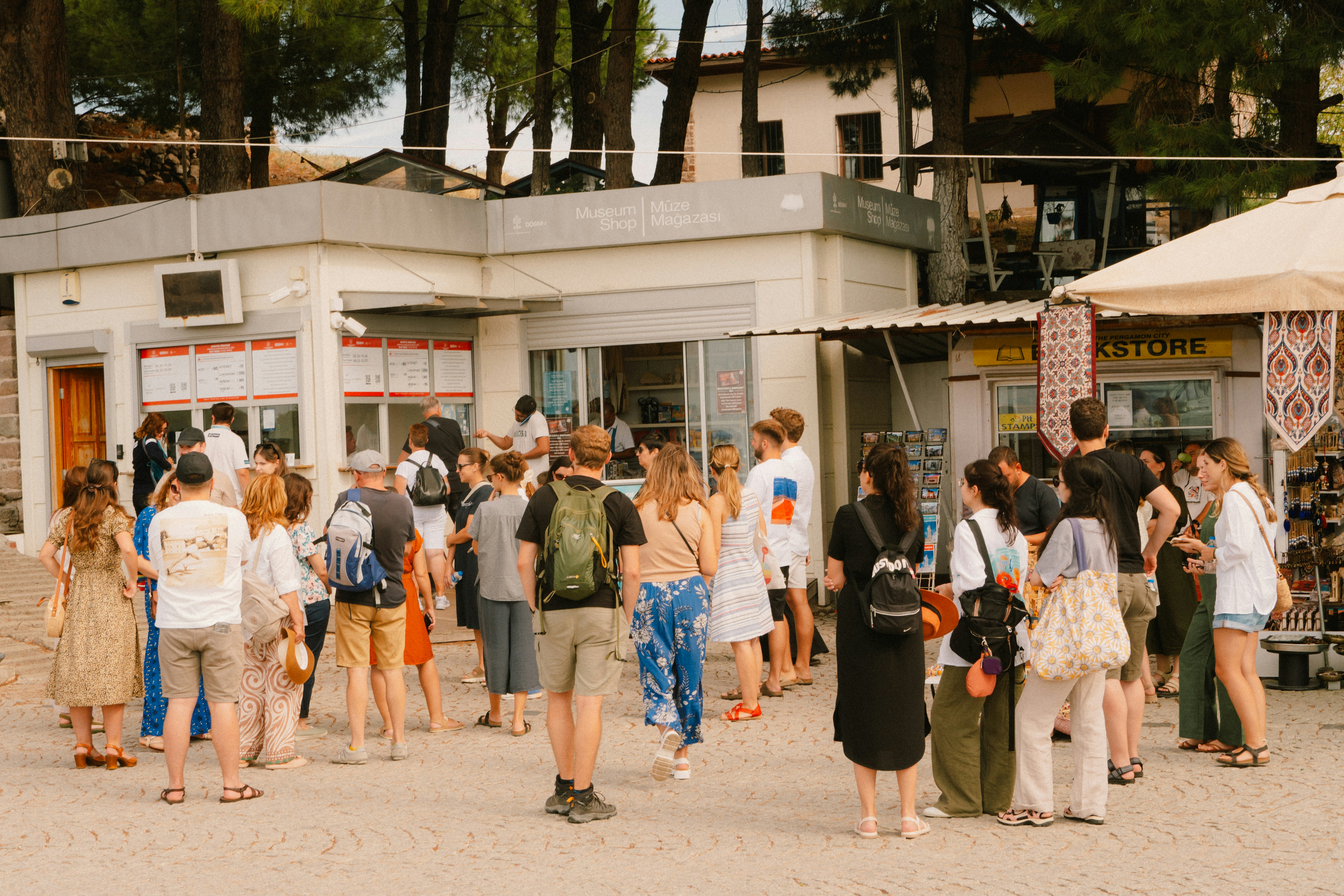 建物の前に立つ人々のグループの写真 – Unsplashの都市の無料画像