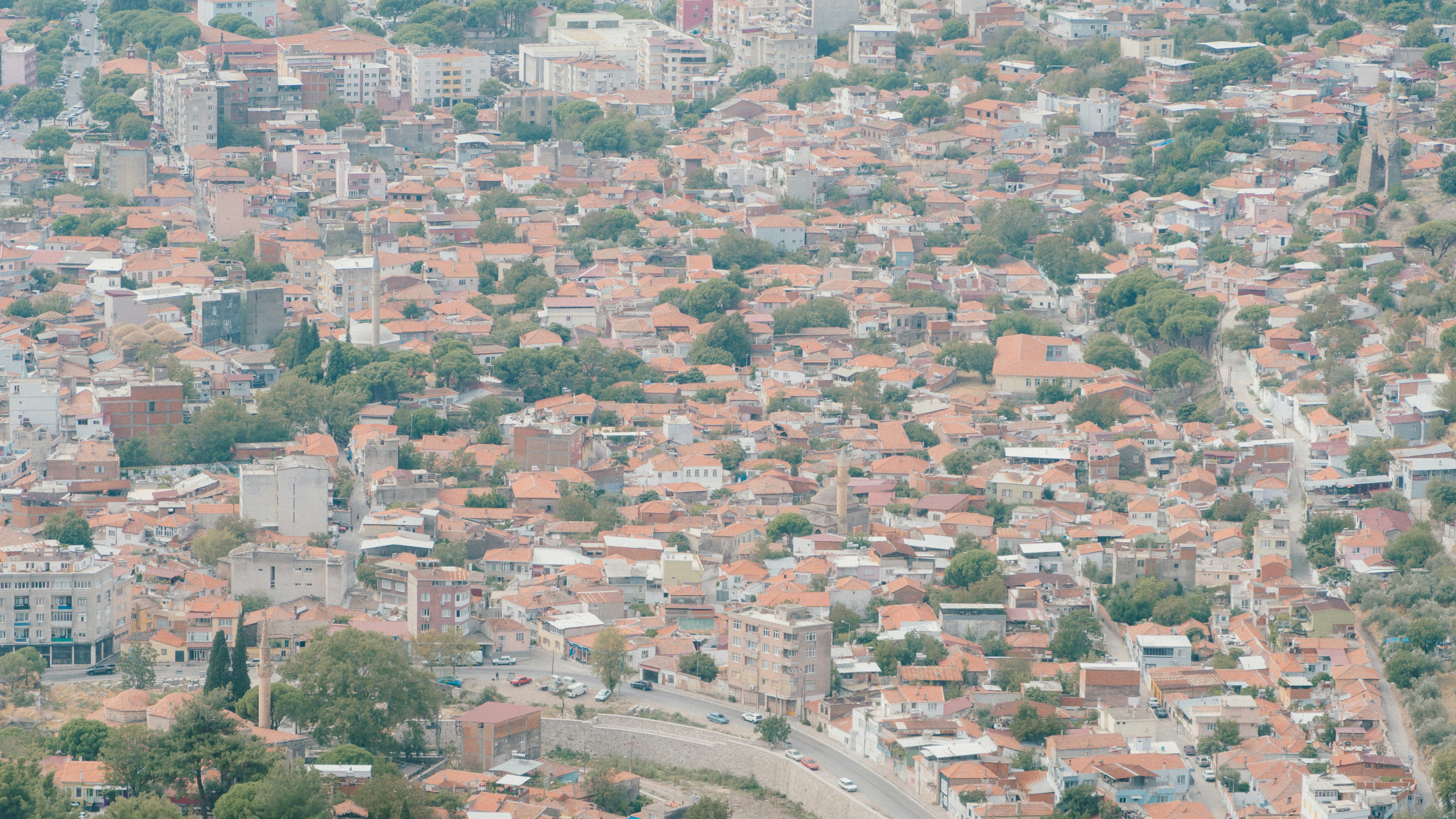 An aerial view of a city from a plane photo – Free Lamp Image on Unsplash