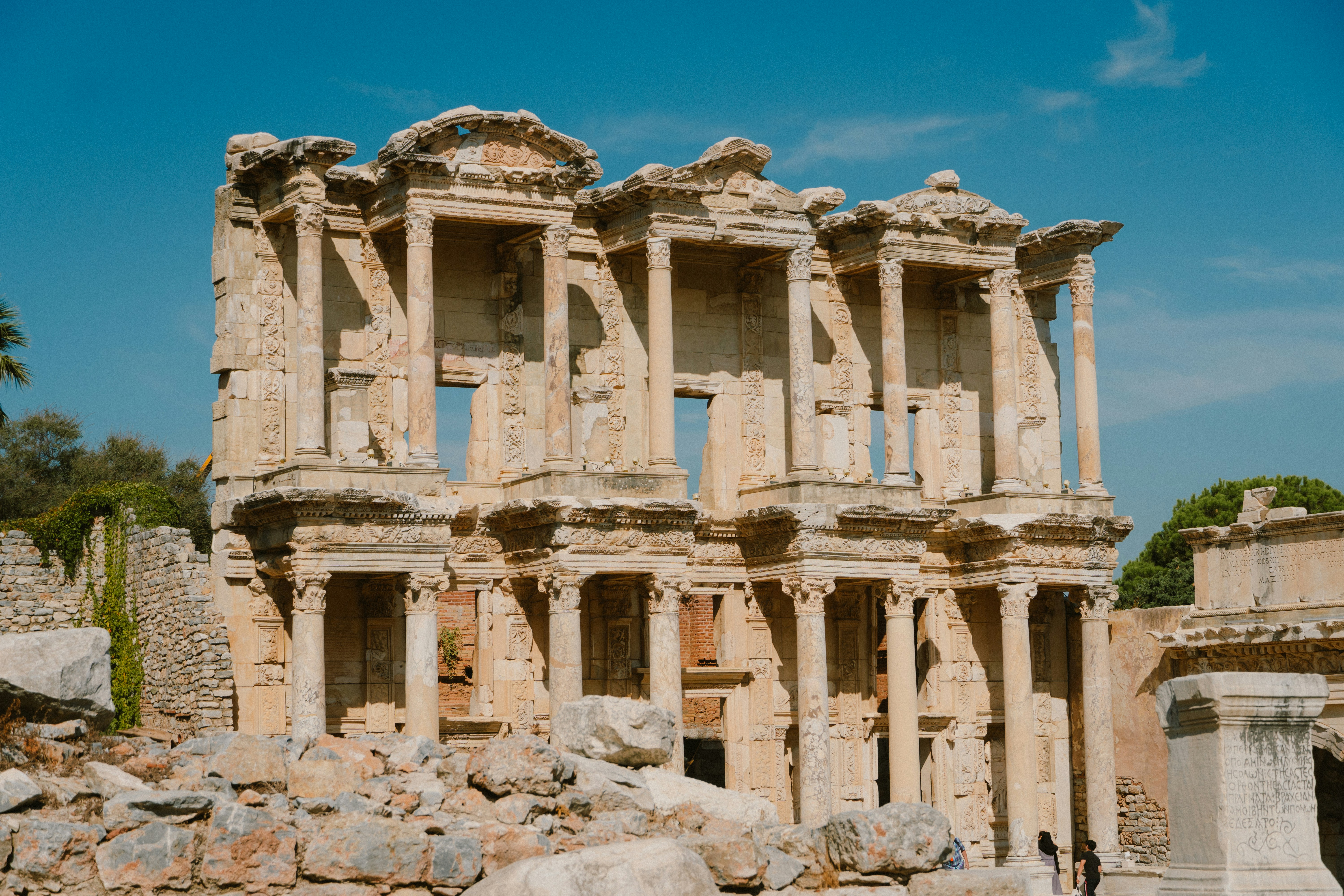 The ruins of the ancient city of palmyrate photo – Free Lamp Image on ...