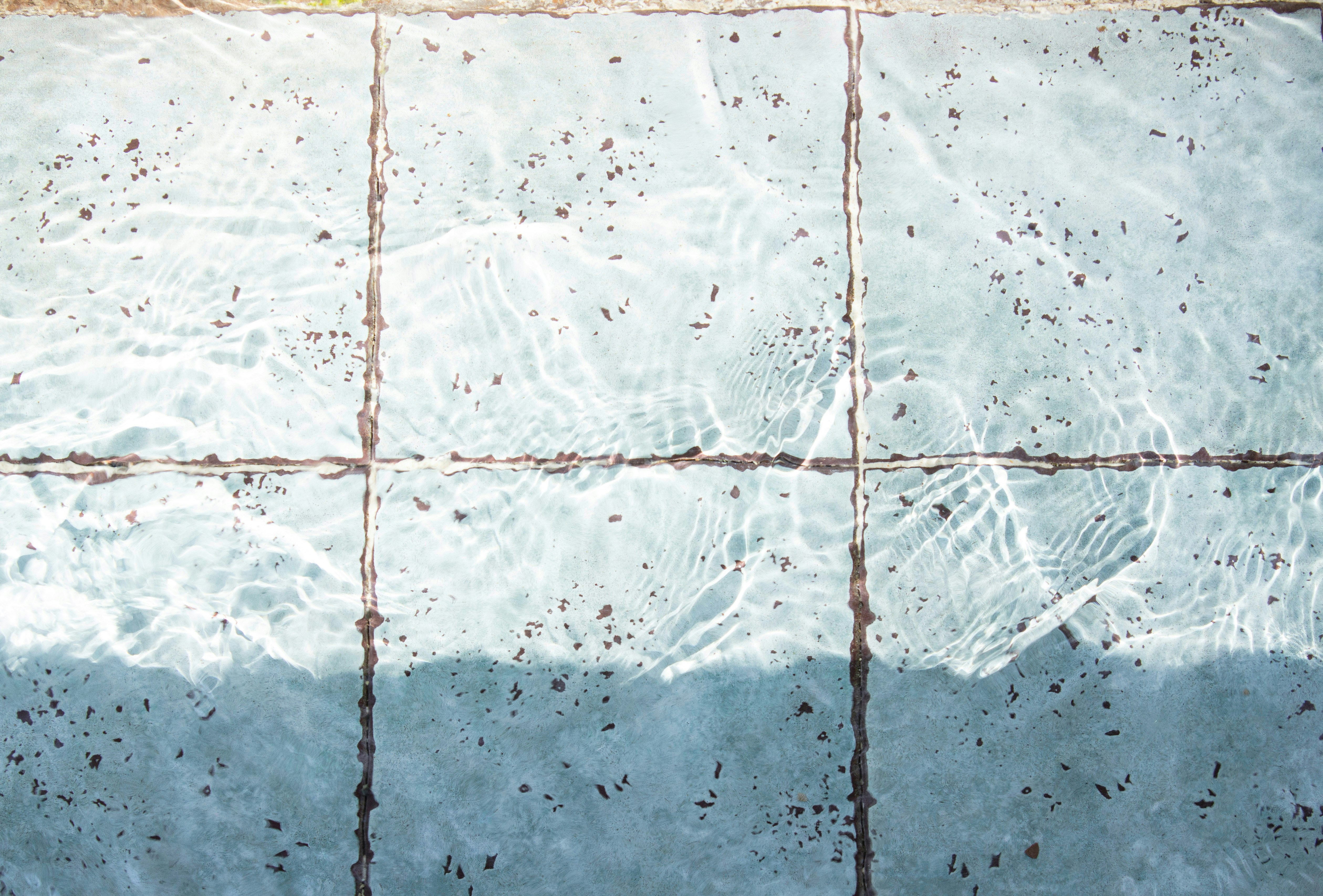 Ripple Geometry on a Tiled Pool Surface