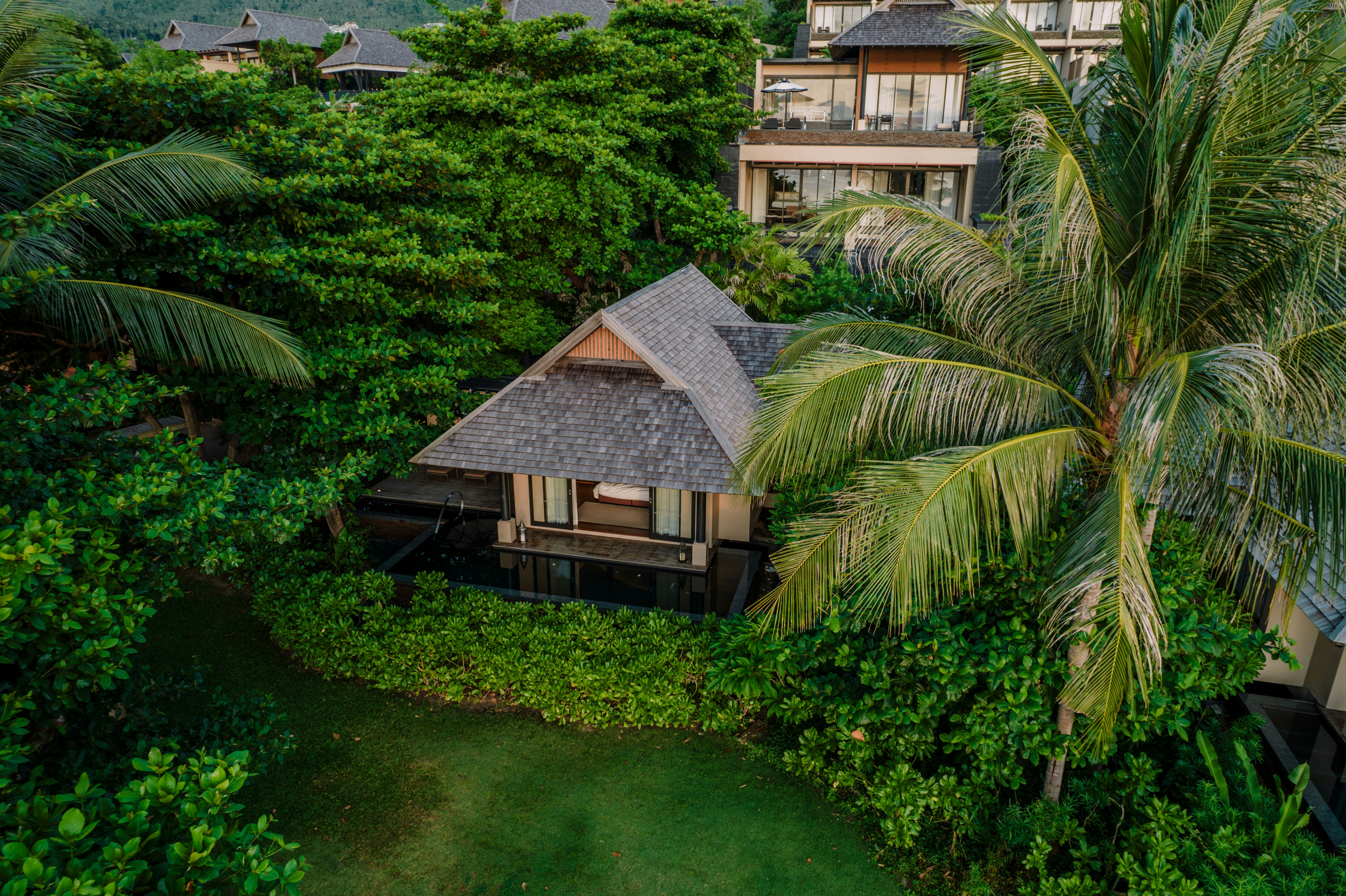 An aerial view of a resort surrounded by trees photo – Free Luxury ...