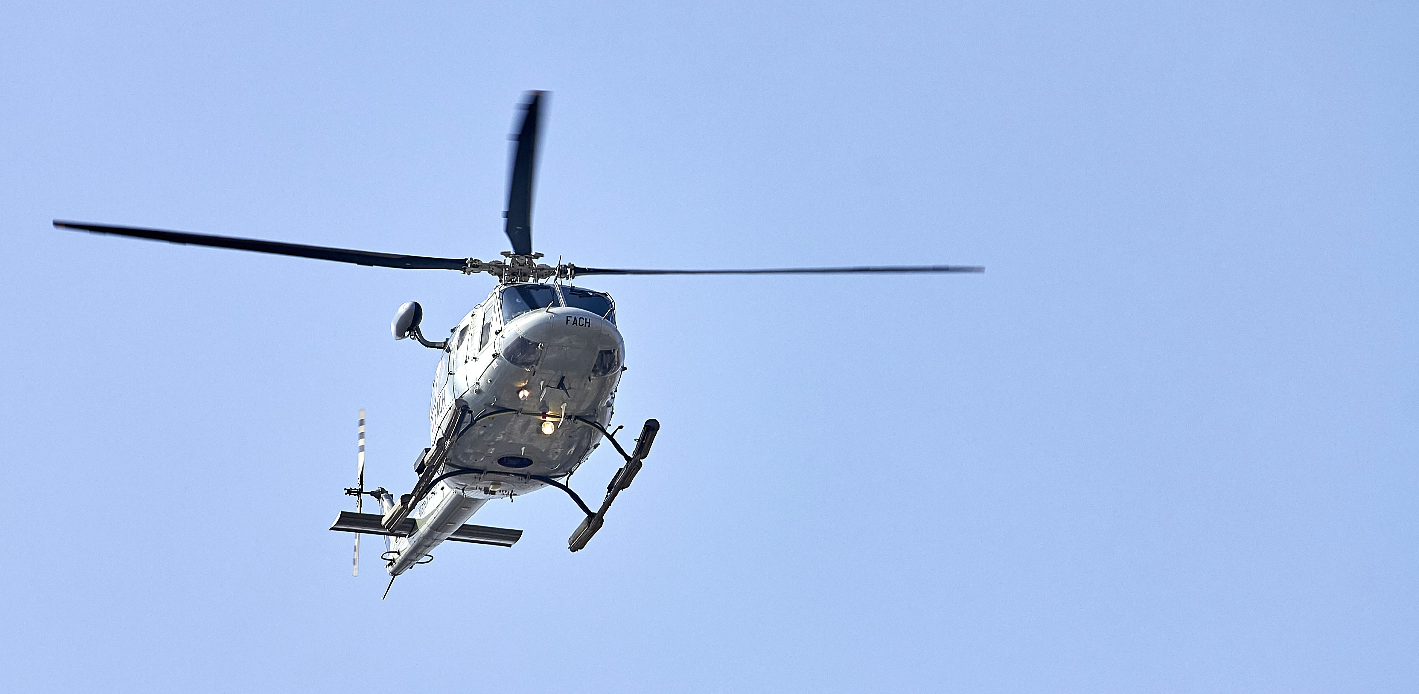 Un helicóptero volando a través de un cielo azul en un día soleado foto ...