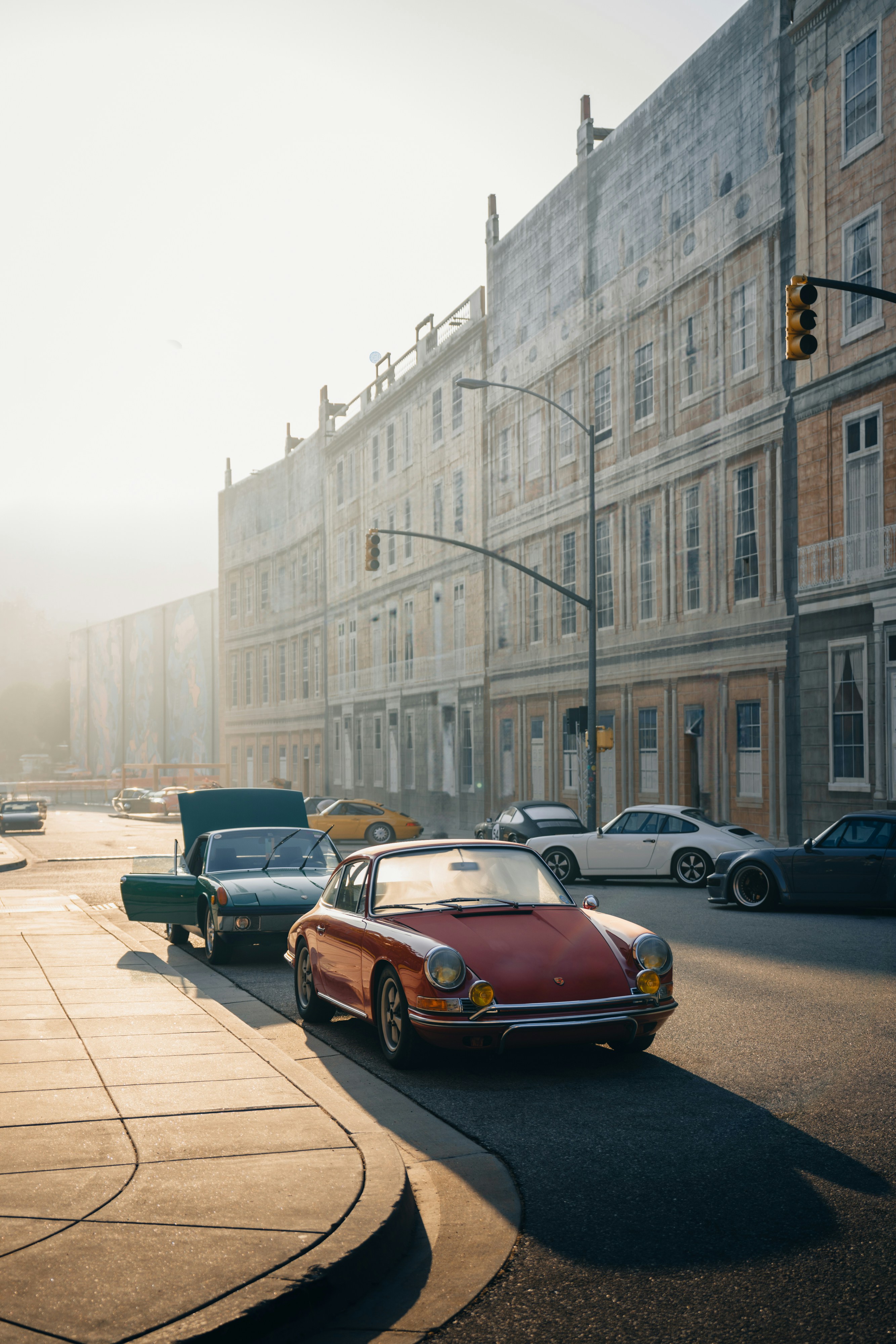 Un coche rojo circulando por una calle junto a edificios altos foto – Imagen de Universal ...