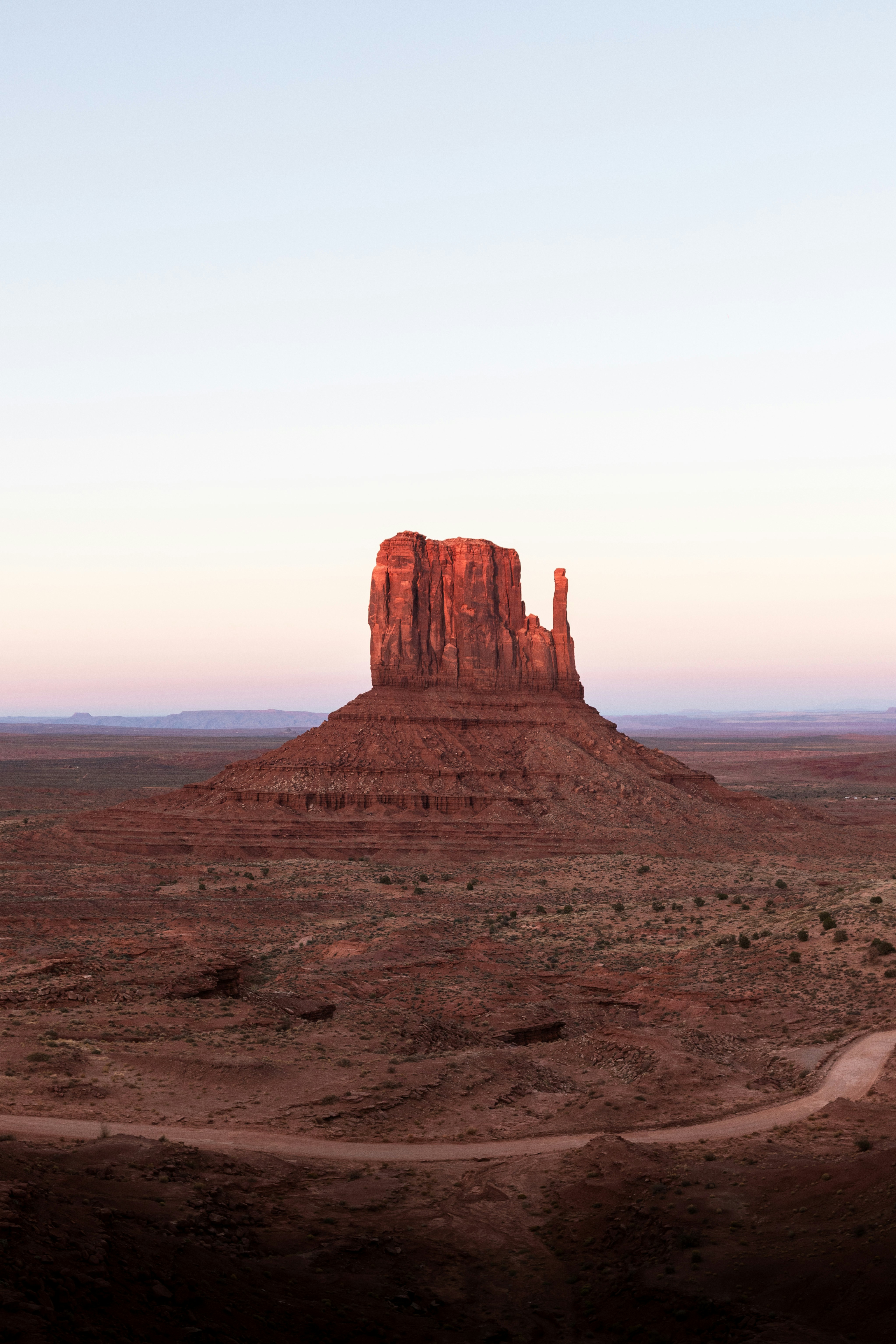 Une grande formation rocheuse au milieu d’un désert photo – Image ...