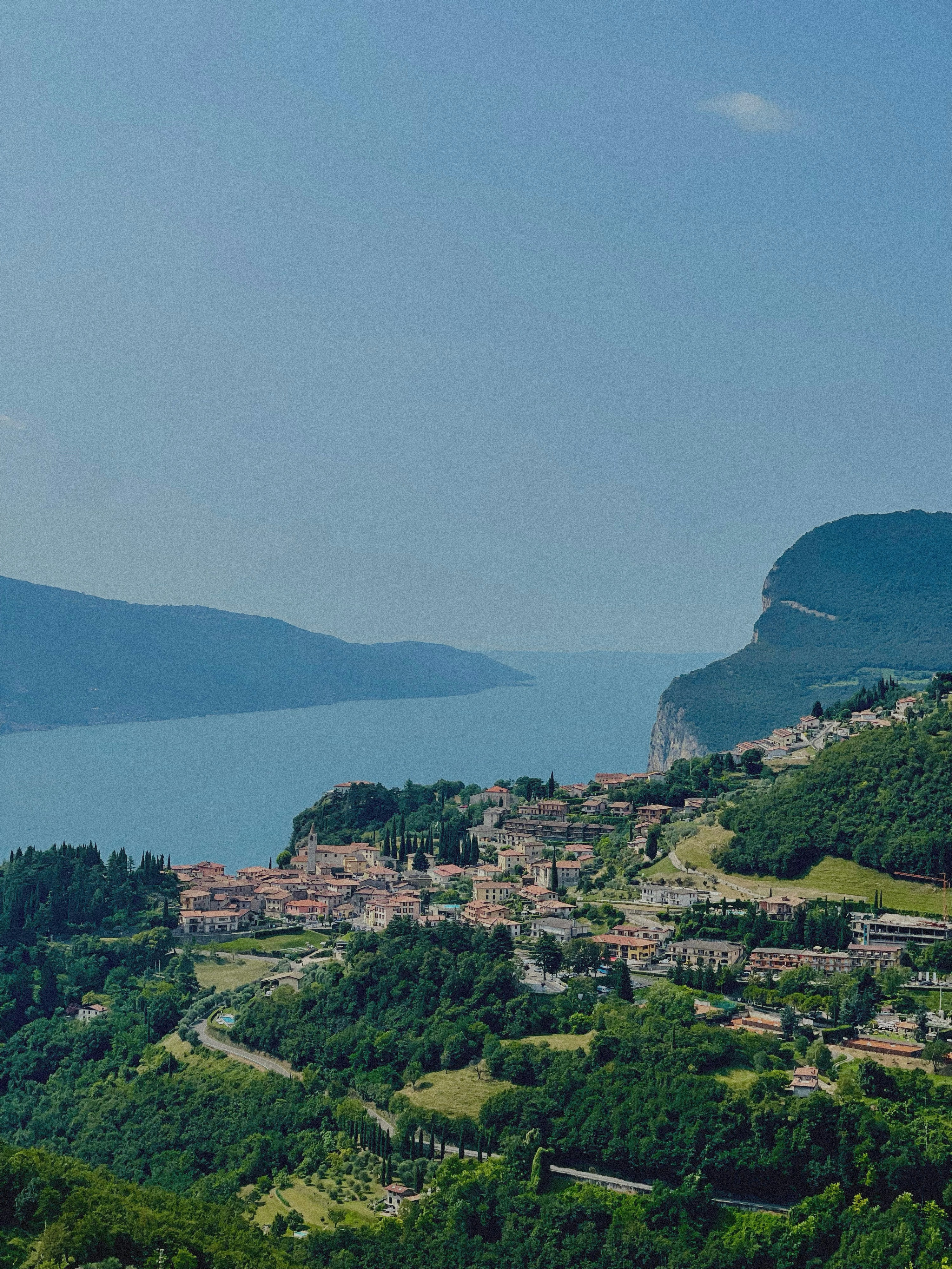 A scenic view of a town and a lake photo – Free Urban Image on Unsplash