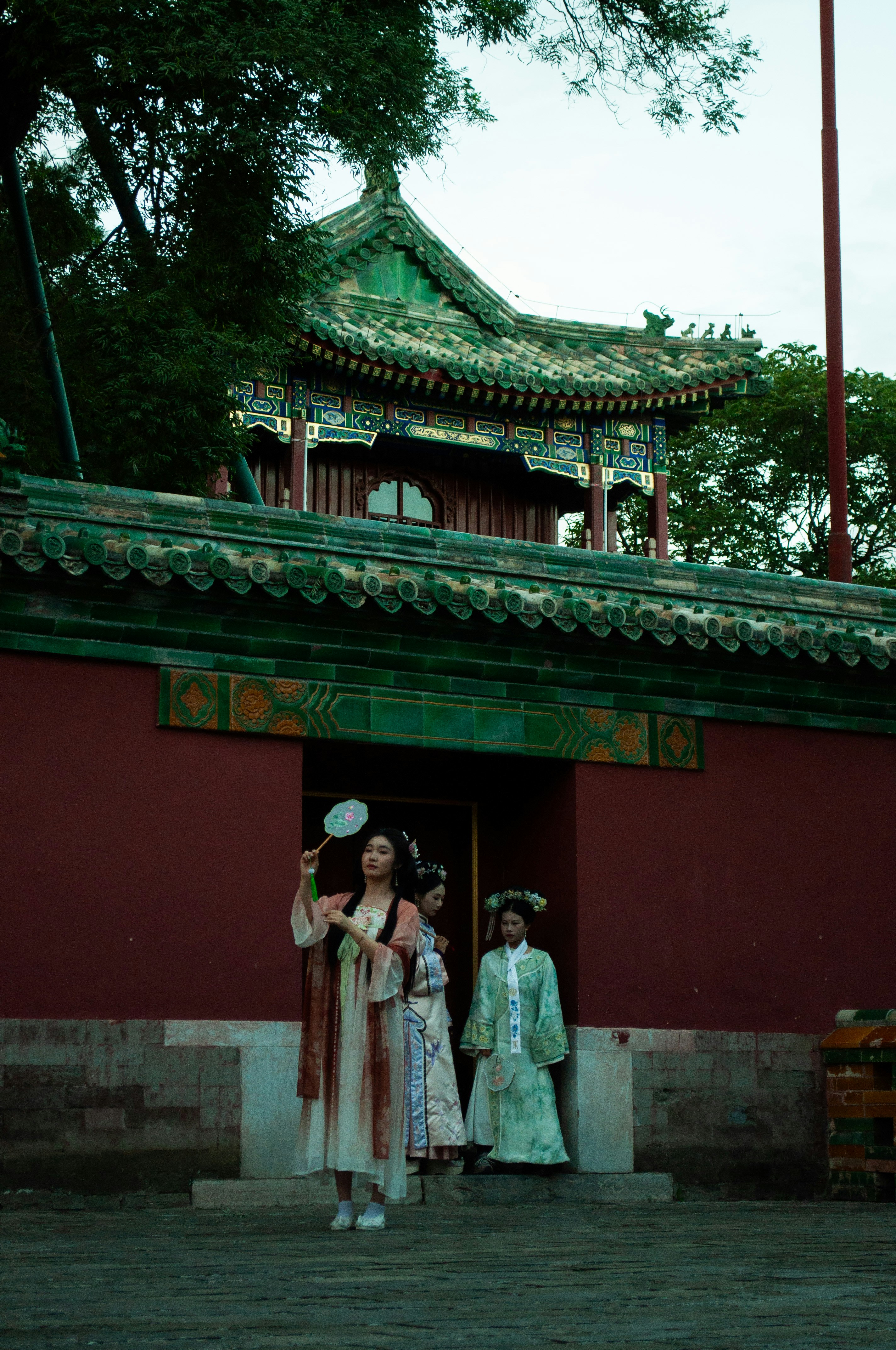 Fan-Wave at the Temple Gate: Silk-Clad Quiet Ceremony