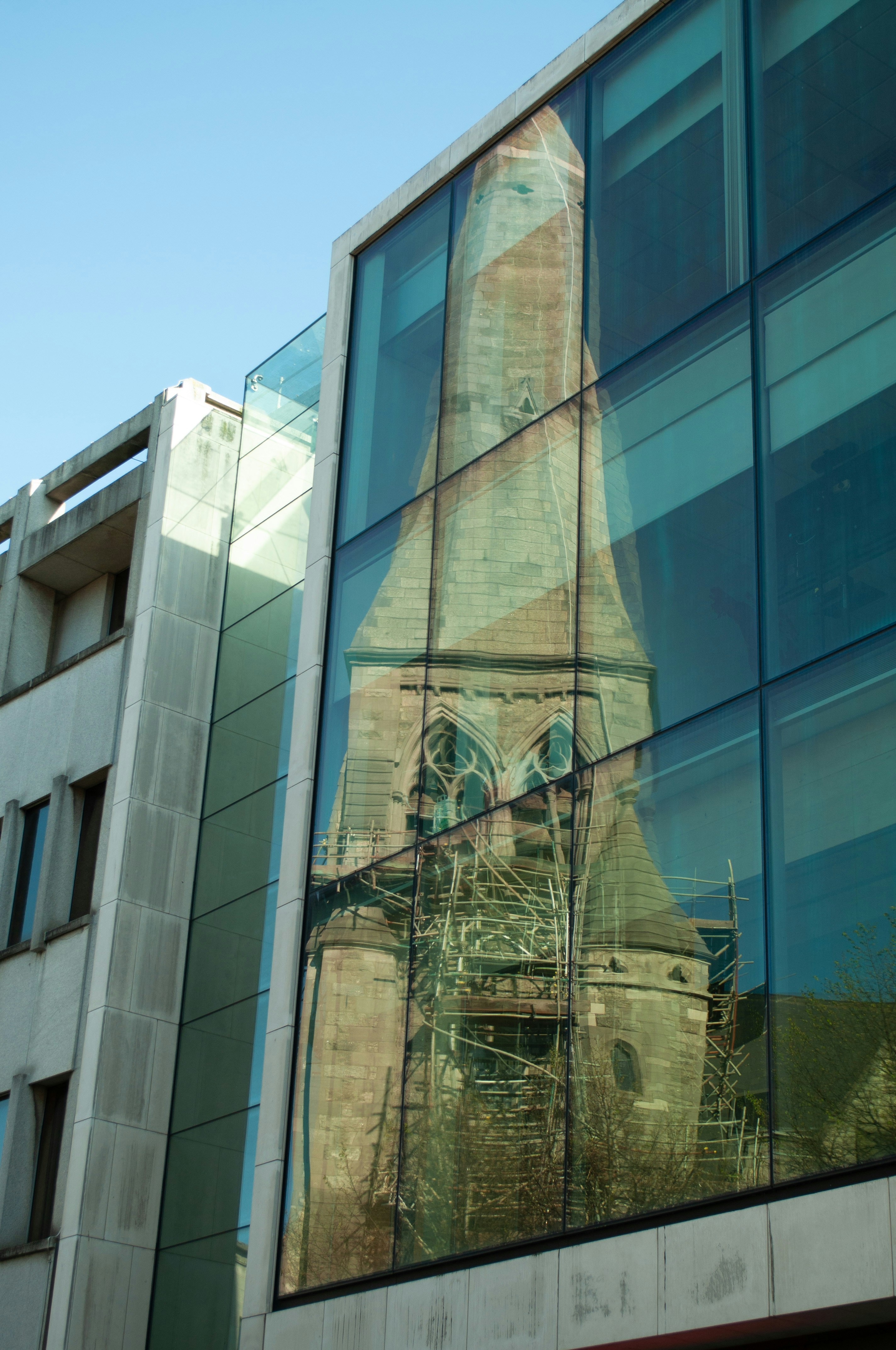 El reflejo de un edificio en una ventana de cristal foto – Imagen de Edificio gratuita en Unsplash