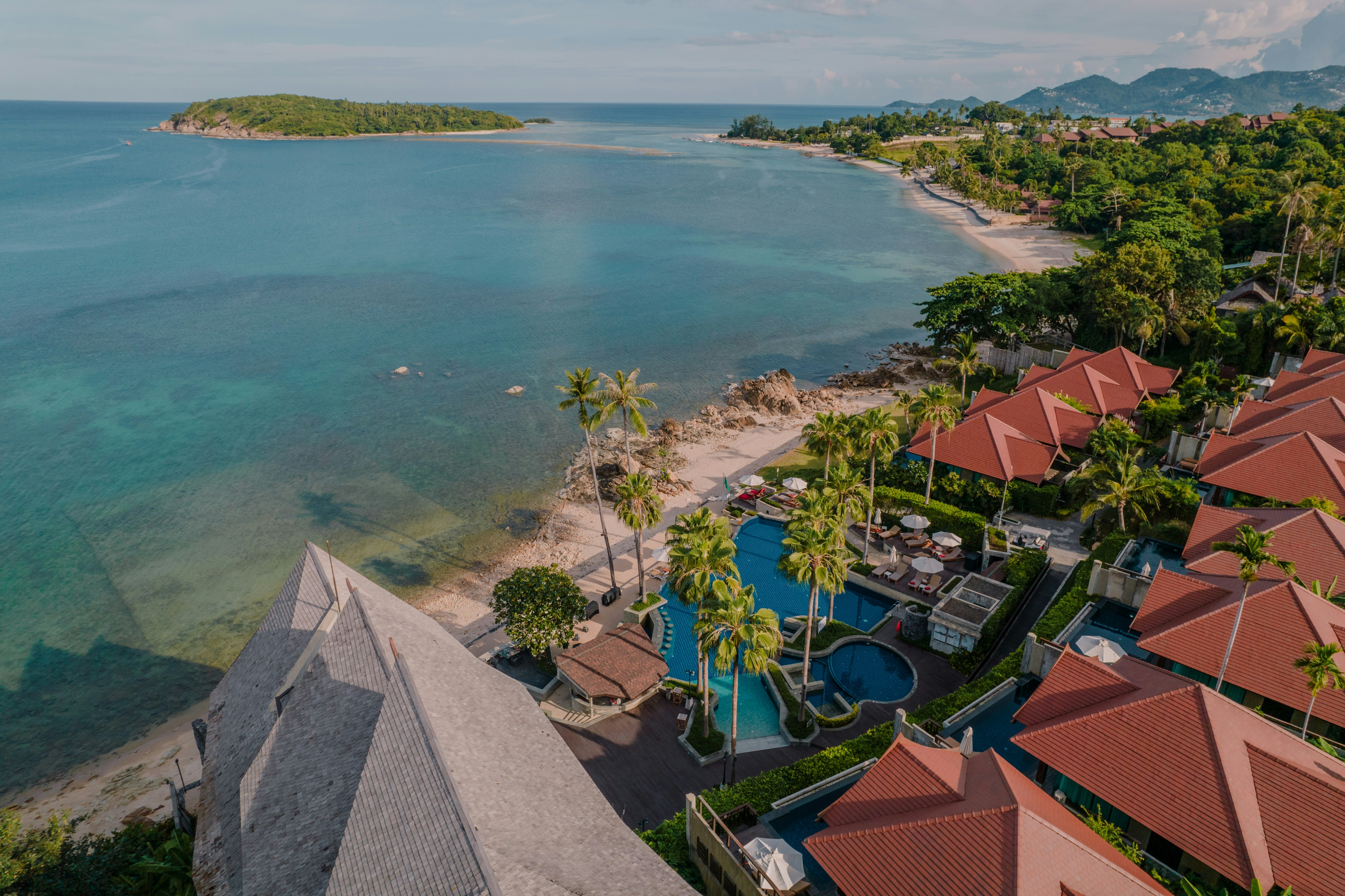 A bird's eye view of a resort on a tropical island photo – Free ...