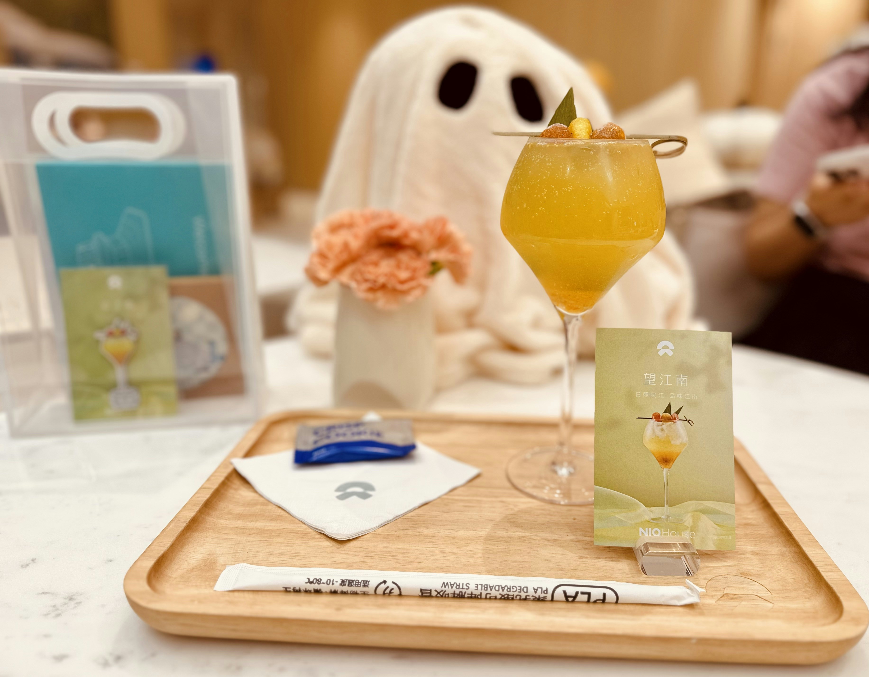 A Bright Citrus Moment at a Cozy Café