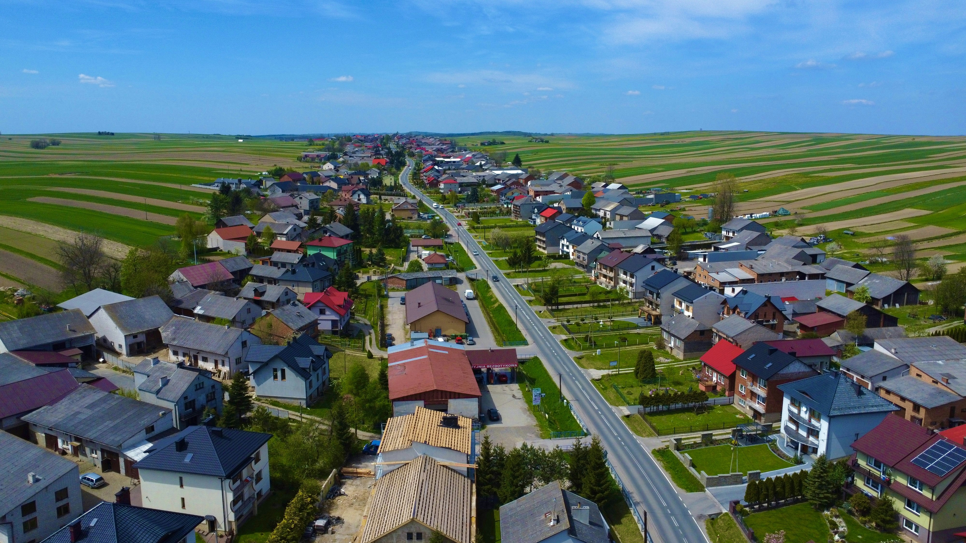 SUŁOSZOWA - 4K DRONE SHOT 2023 | SUŁOSZOWA - UJĘCIE 4K DRONEM 2023 PL: Sułoszowa – jedna z najdłuższych w Polsce "ulicówek" Chociaż z pozoru wygląda jak niemal każda inna miejscowość w Polsce, wyróżnia się nietypowym układem. Jest jedną z najdłuższych w Polsce "ulicówek", czyli wsi z domami i budynkami gospodarczymi stojącymi tuż przy drodze. Ulica ta ciągnie się na długości około 9 km. Zdjęcie kolorowej polskiej wsi podbija internet. Zdjęcie polskiej wsi Sułoszowa już w sierpniu 2019 r. zostało opublikowane na instagramowym profilu worldurbanplanning, z którego potem czerpało je kilka i