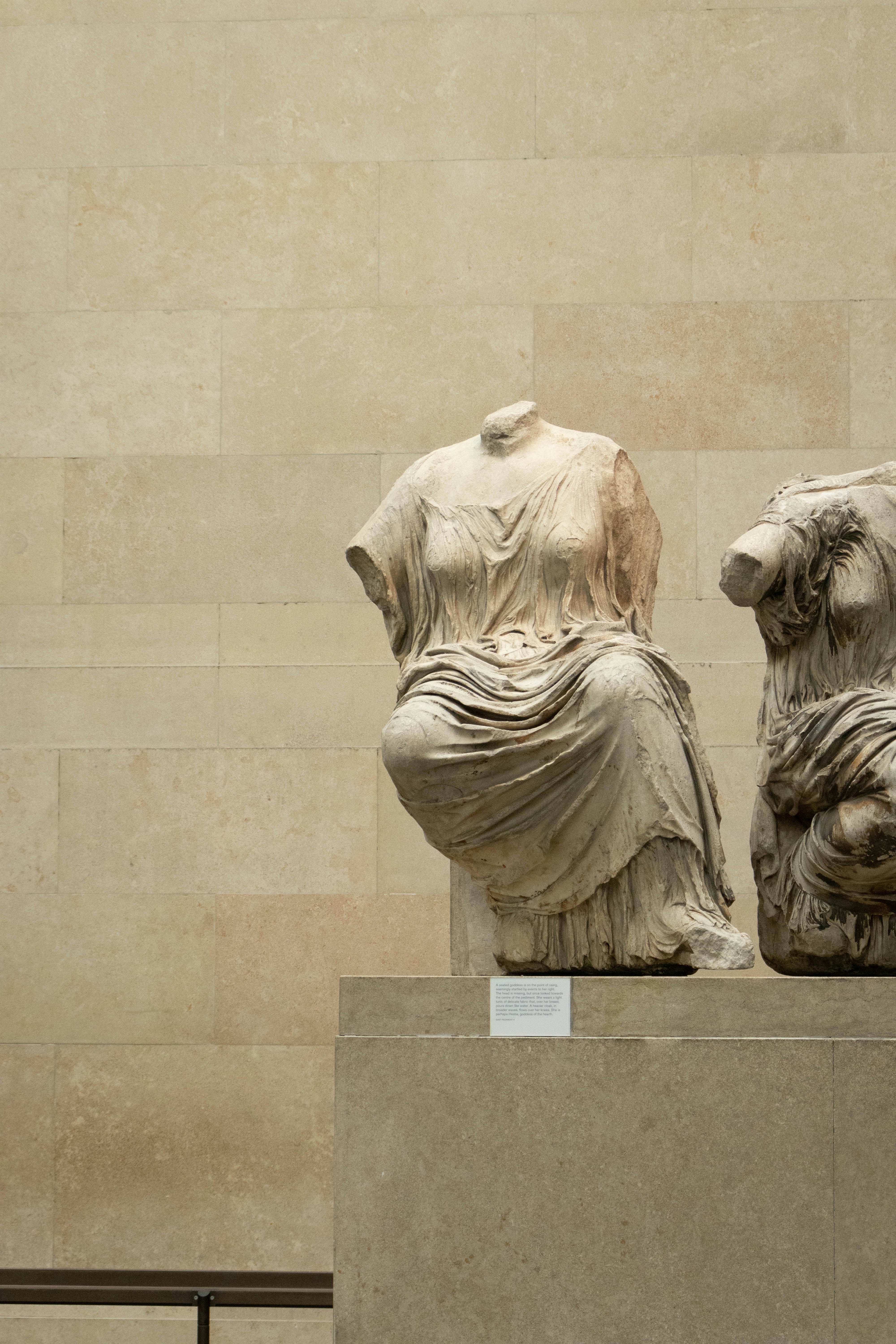 Un par de estatuas colocadas sobre un bloque de cemento foto – Imagen ...