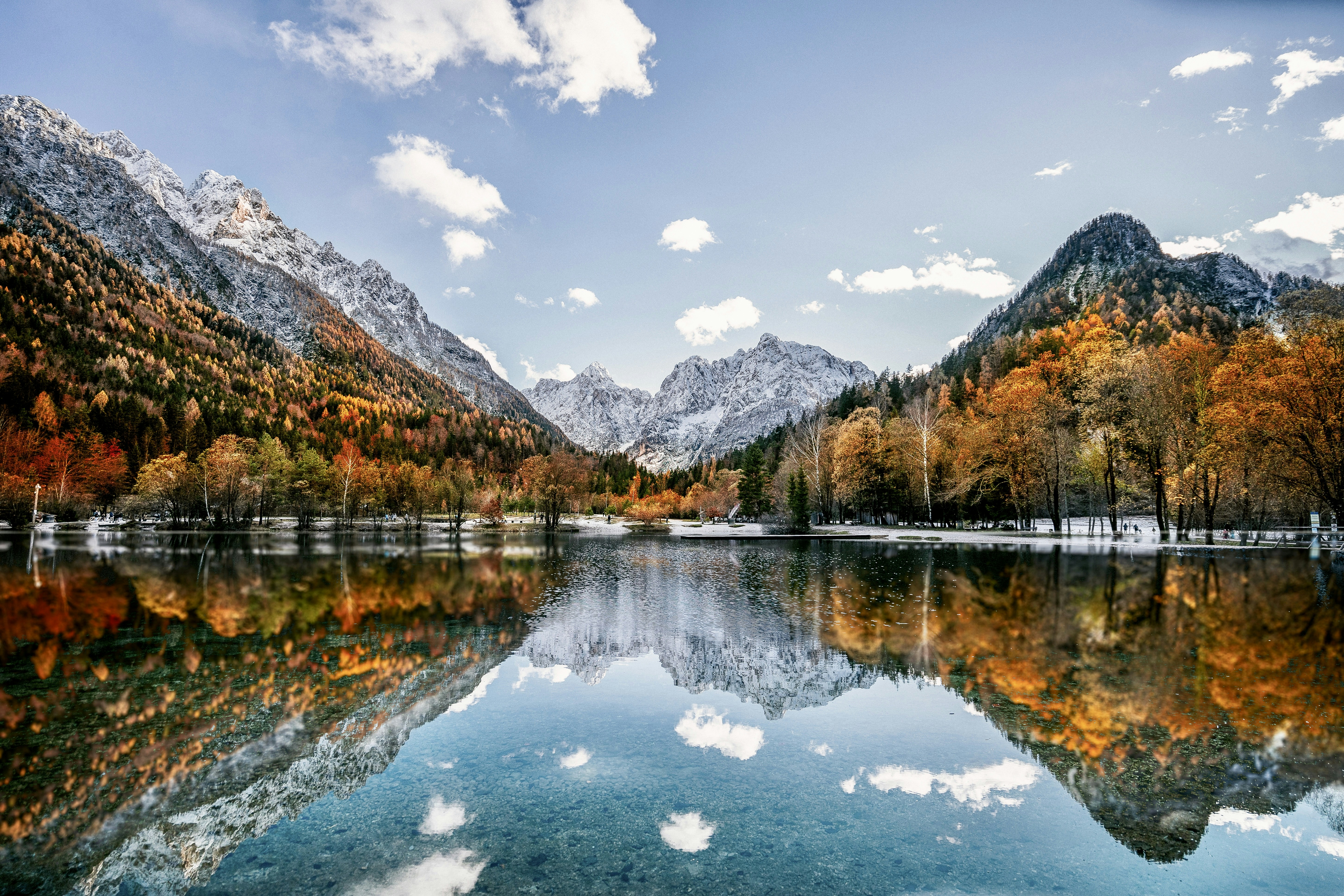 A lake surrounded by mountains in the fall photo – Free Kranjska gora ...