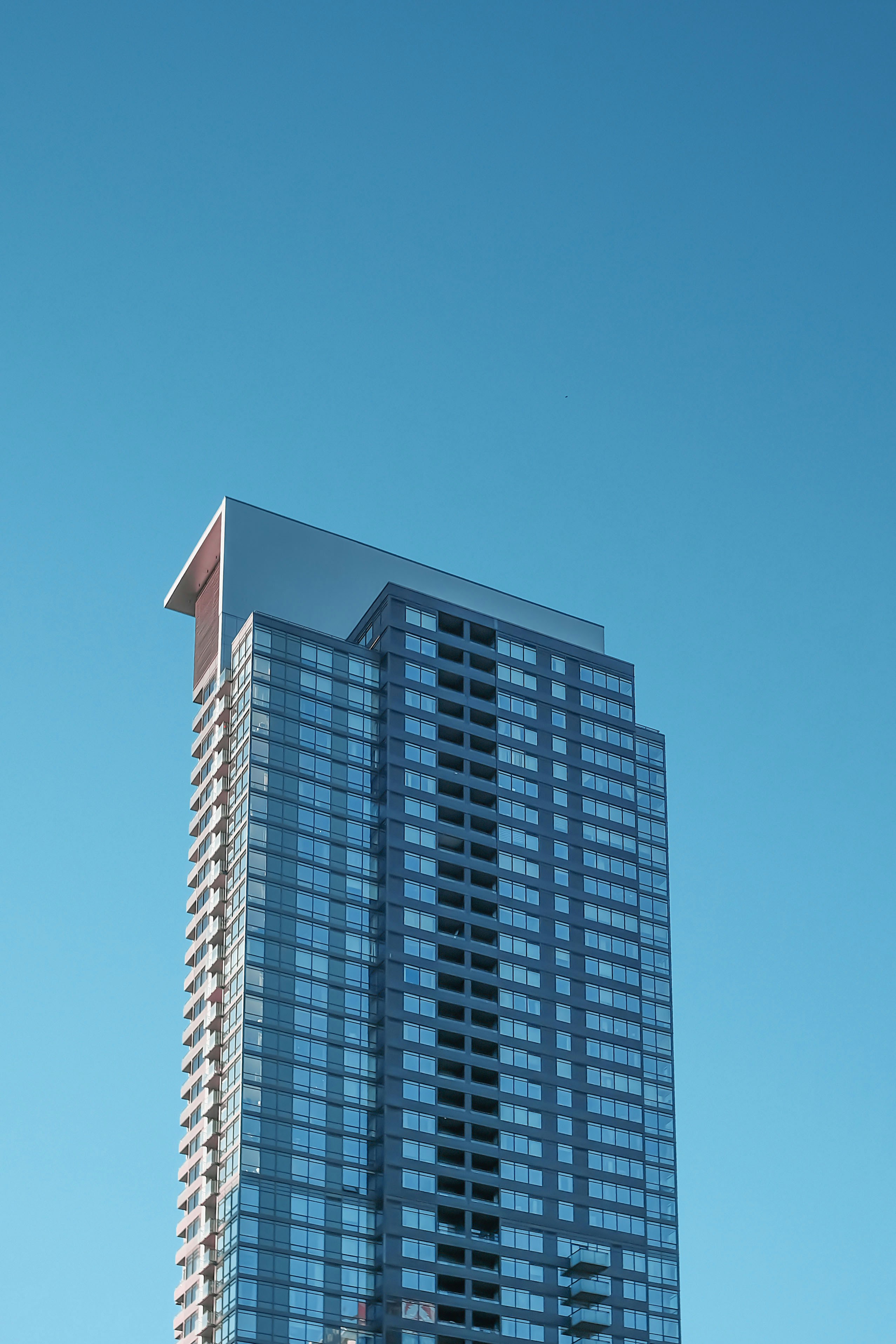 A very tall building with a sky background photo – Free City Image on ...