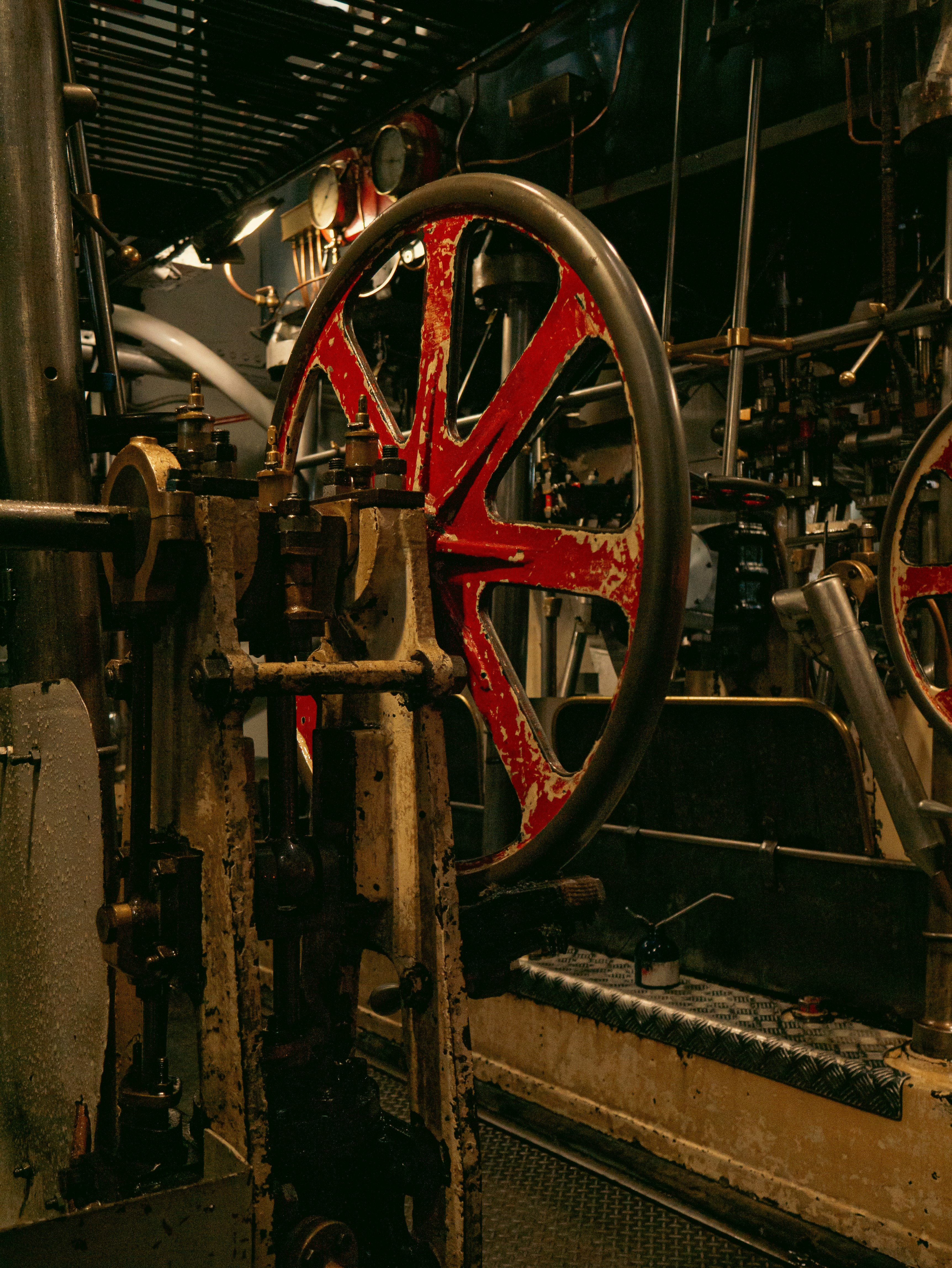 A machine that has a red wheel on it photo – Free Tss earnslaw - realnz ...