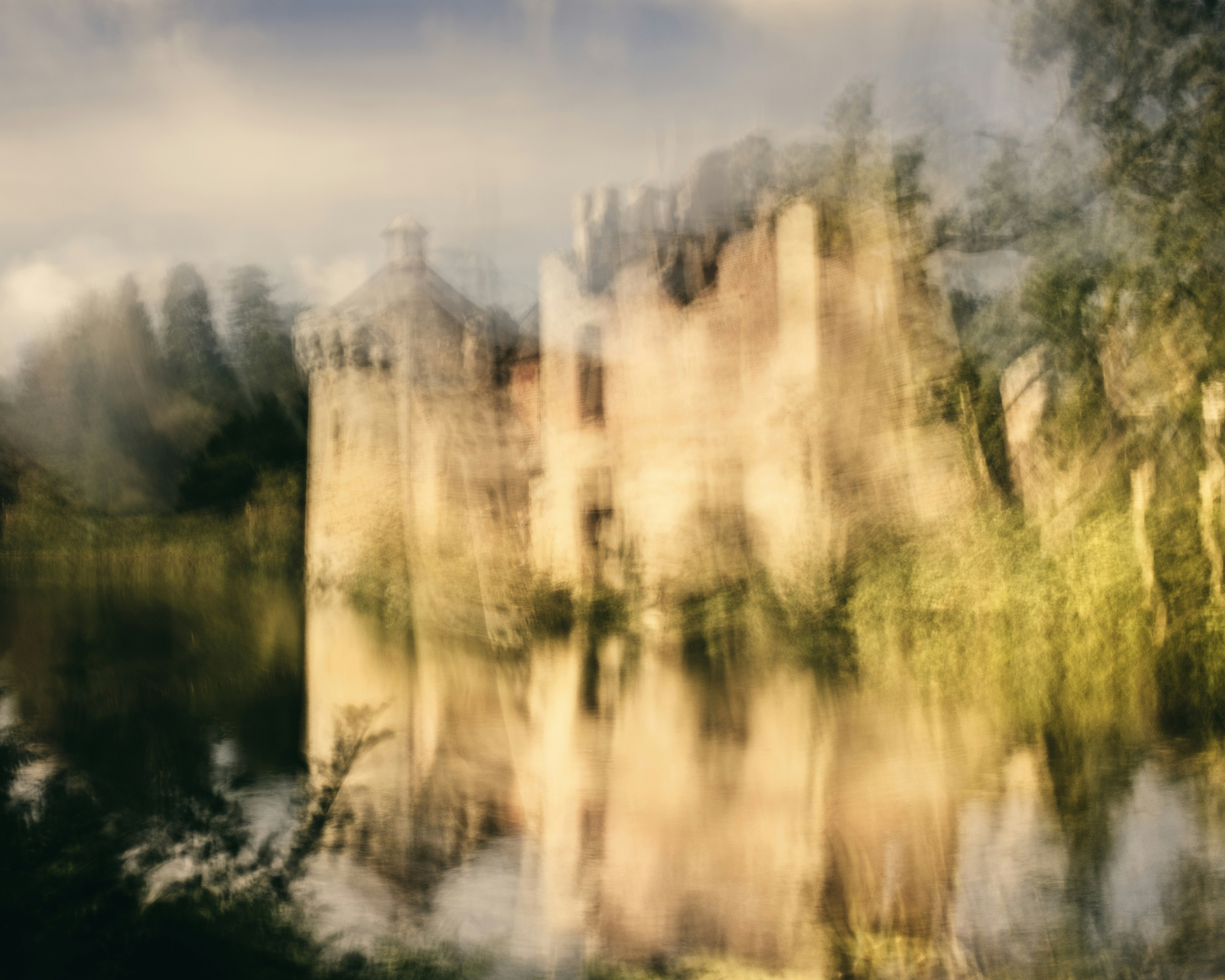 A blurry photo of a castle in the middle of a lake photo – Free Nature ...