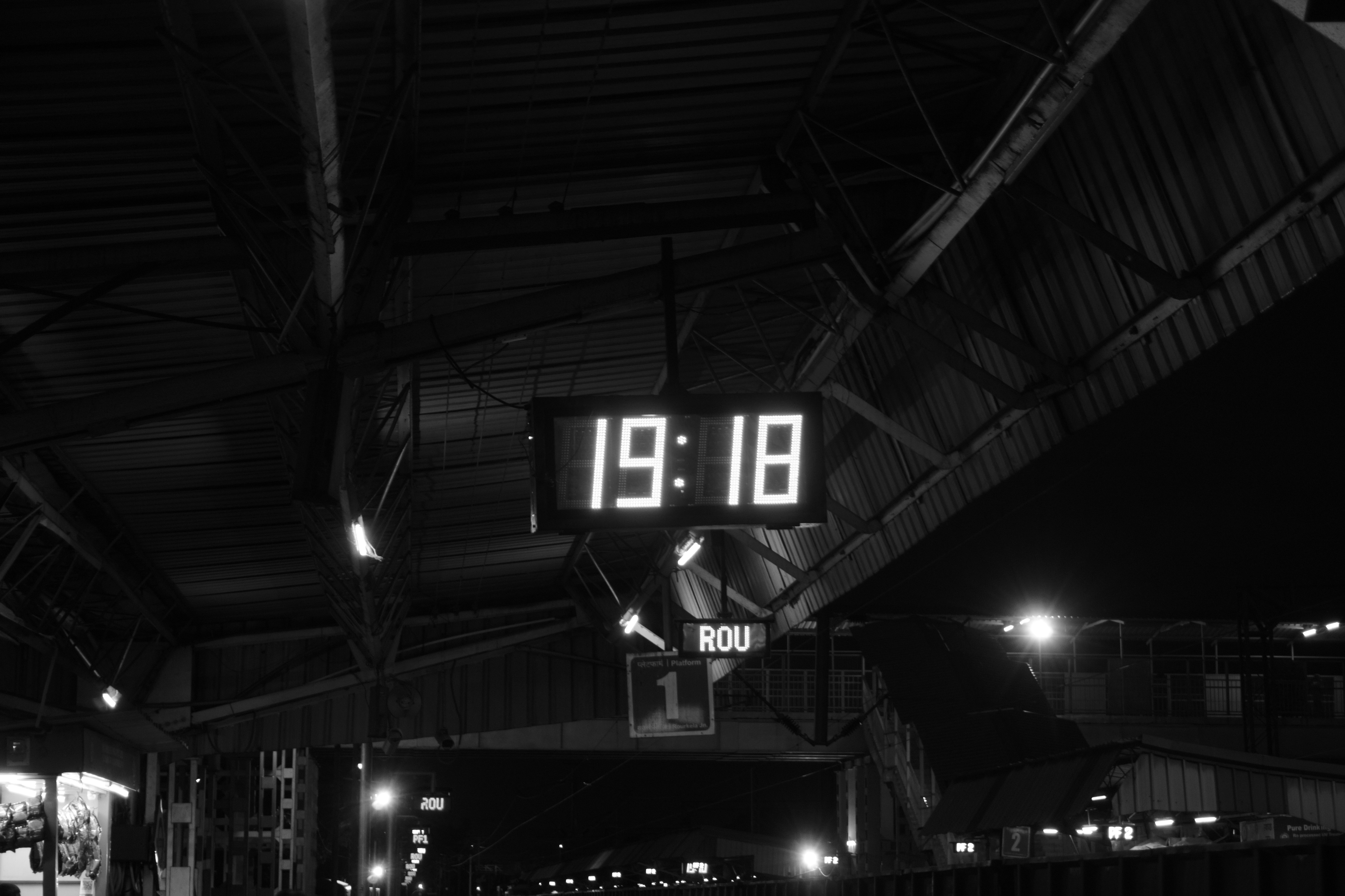 Quiet Midnight Halt under the Arched Roof