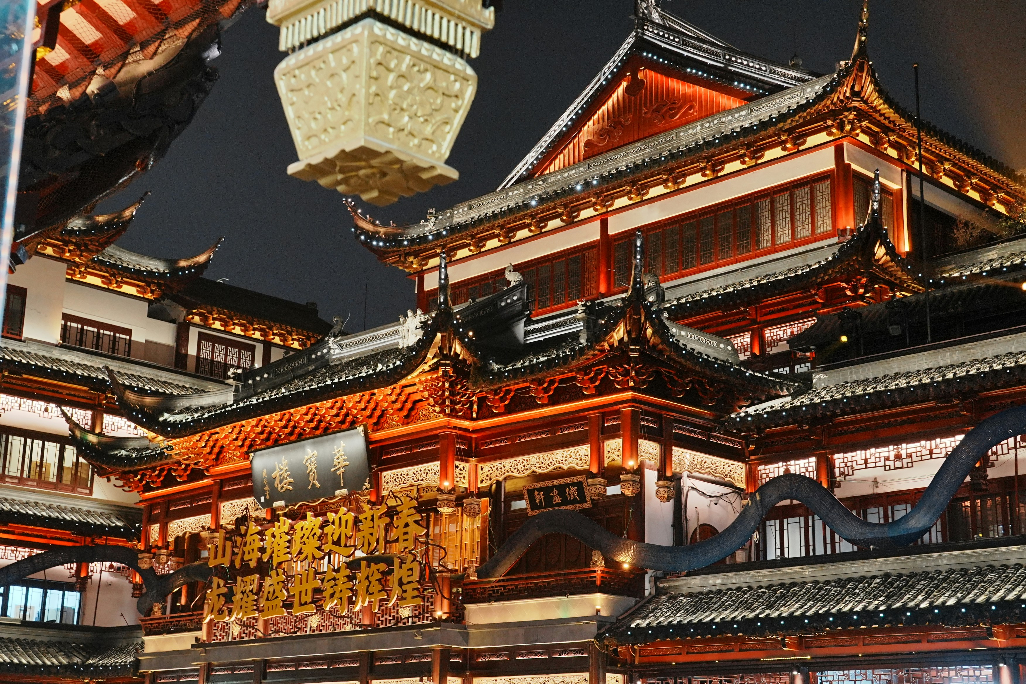 Crimson Eaves at Night: Lantern-lit Japanese Temple Unfolds in Warm Glow
