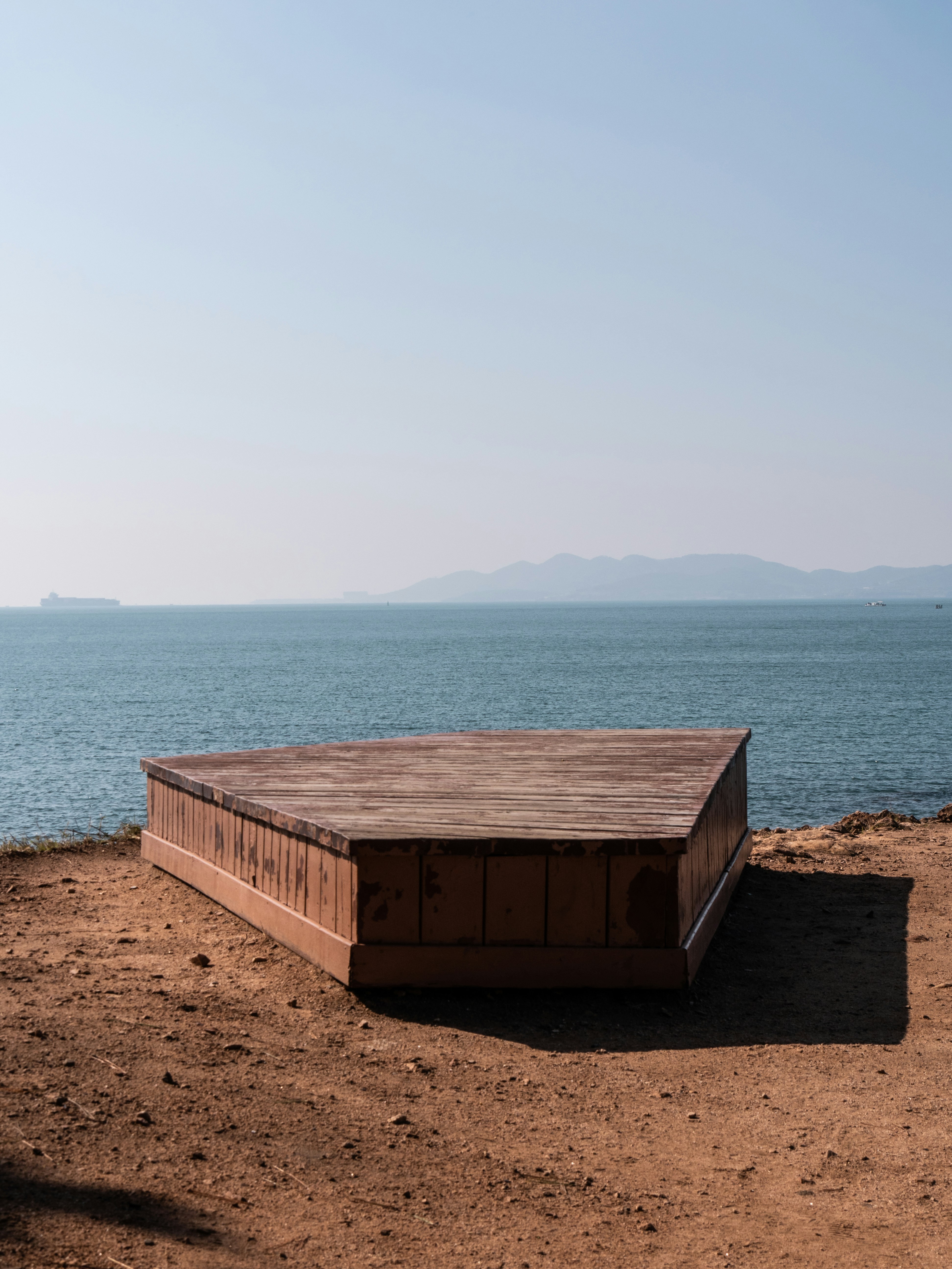 A wooden dock sitting on top of a sandy beach photo – Free Horizon ...