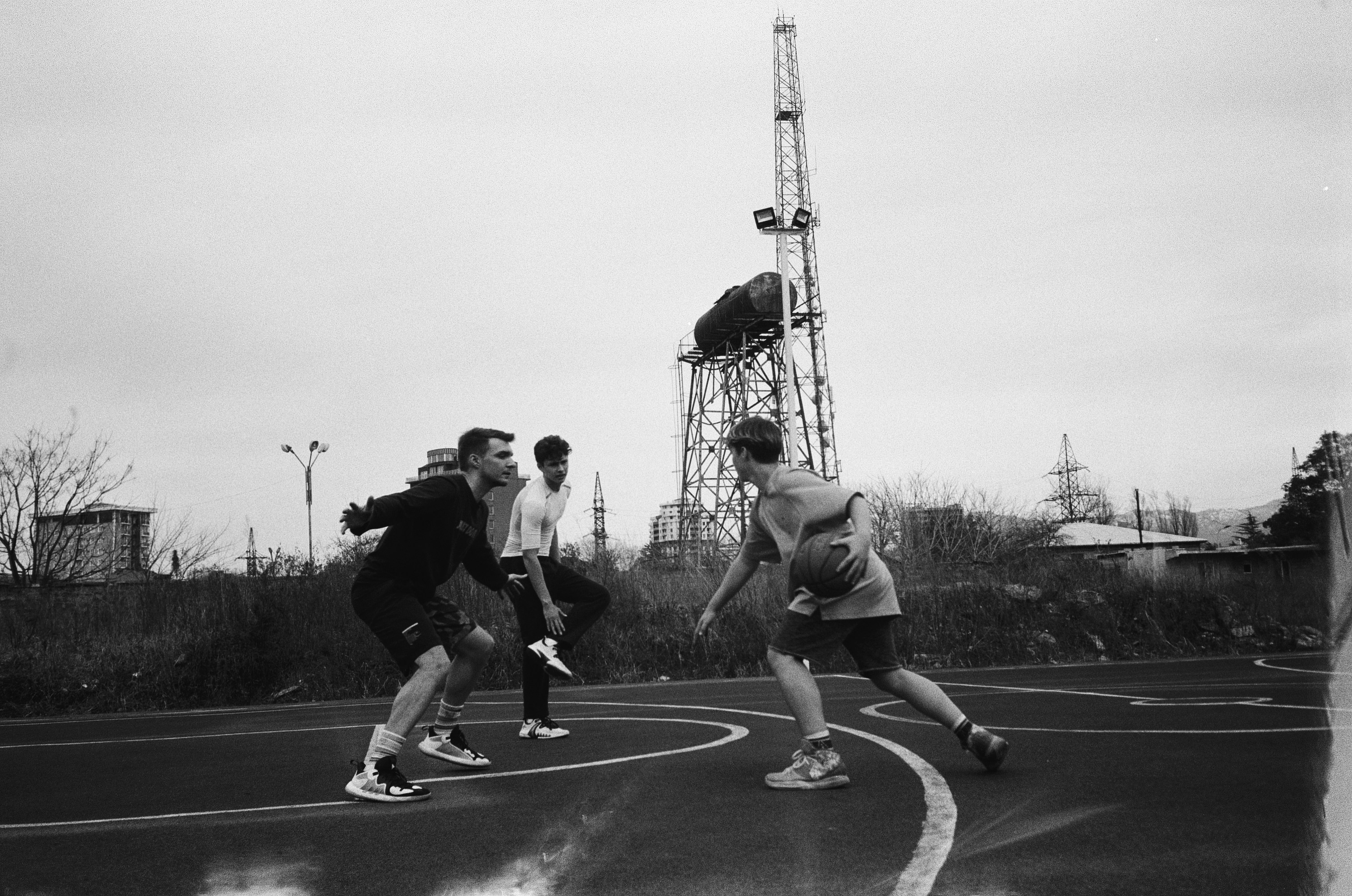 A group of young men playing a game of basketball photo – Free Batumi ...