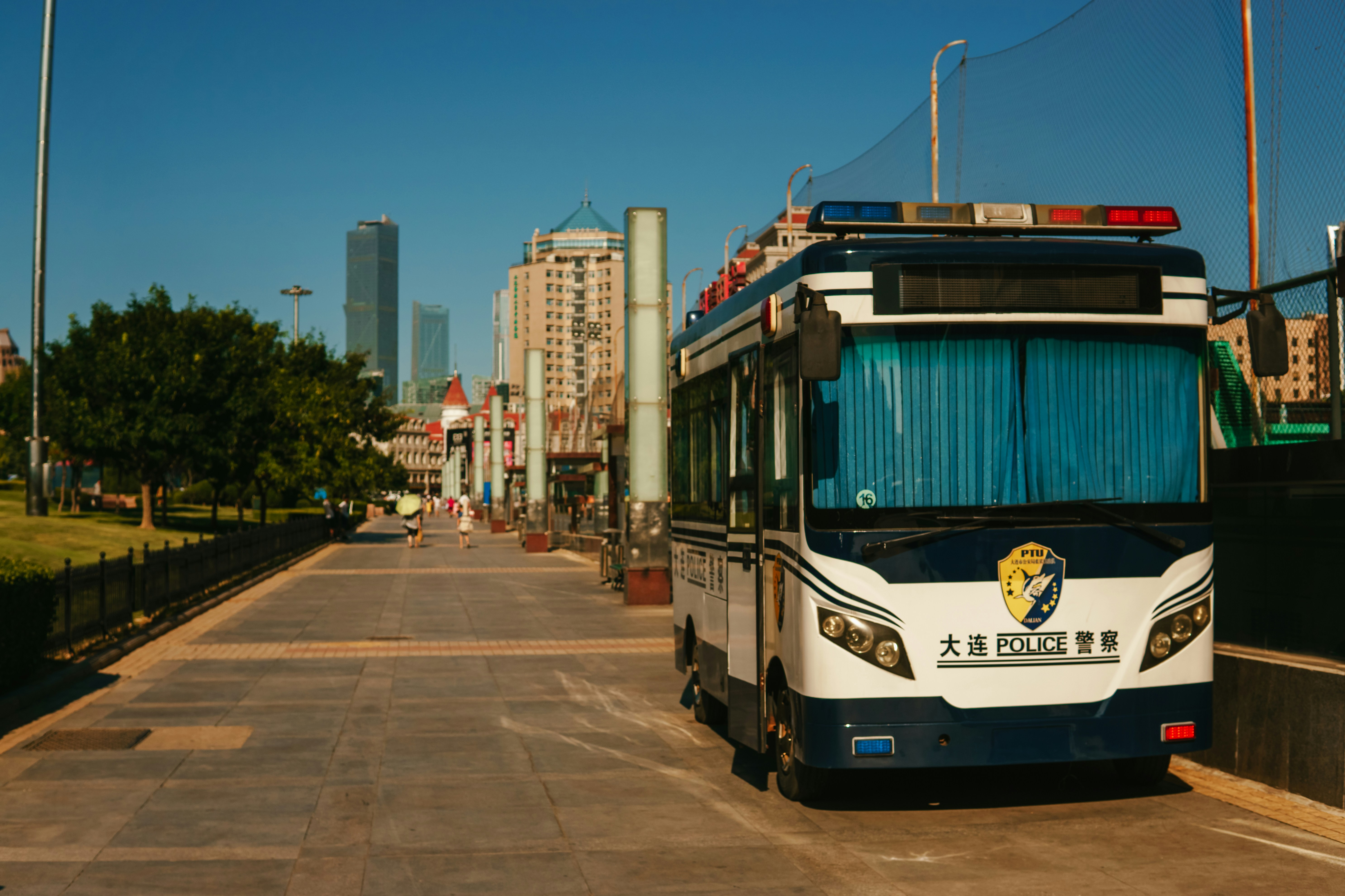 A public transit bus on a city street photo – Free Dalian Image on Unsplash