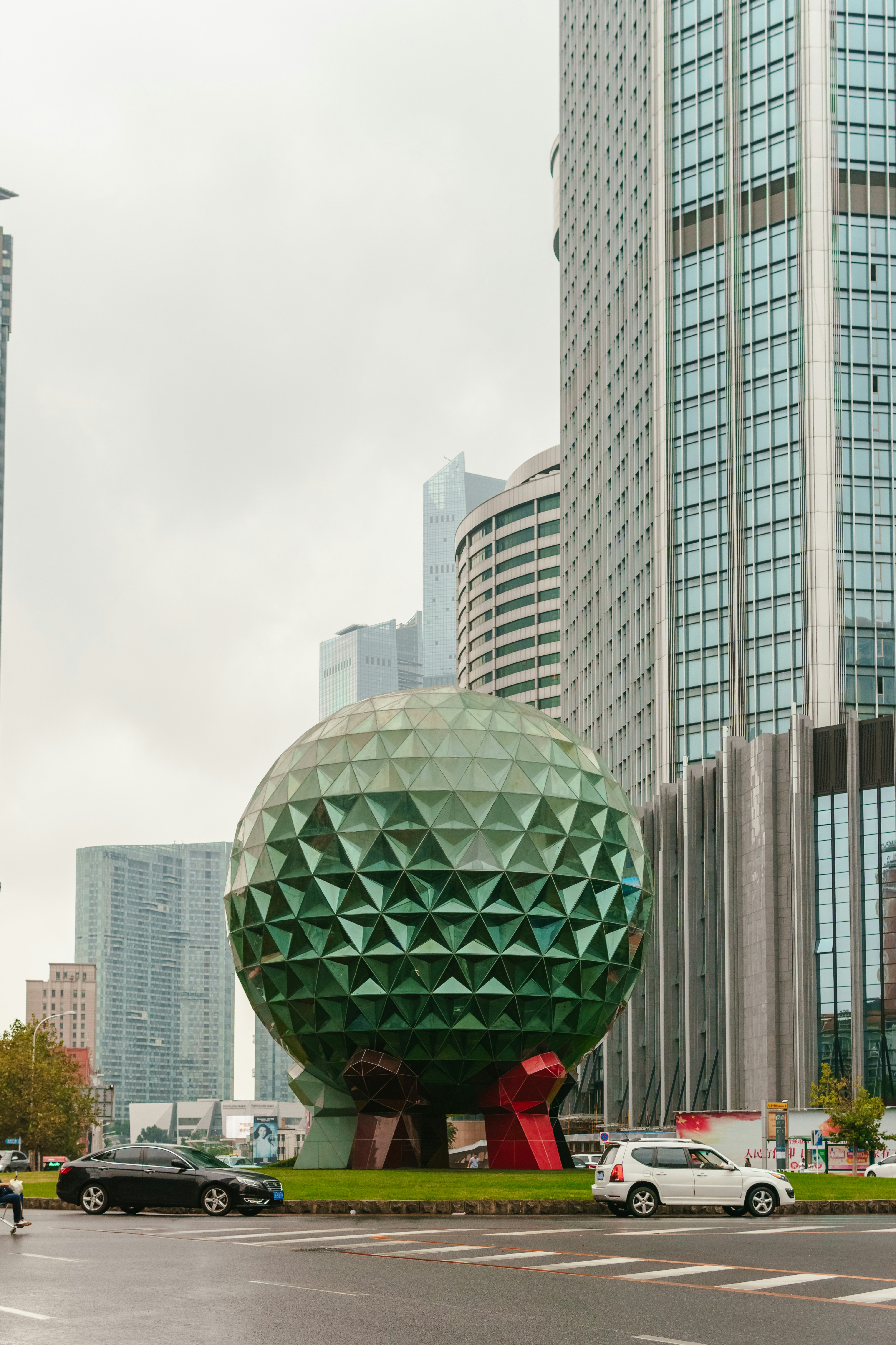 A large green object sitting in the middle of a street photo – Free ...