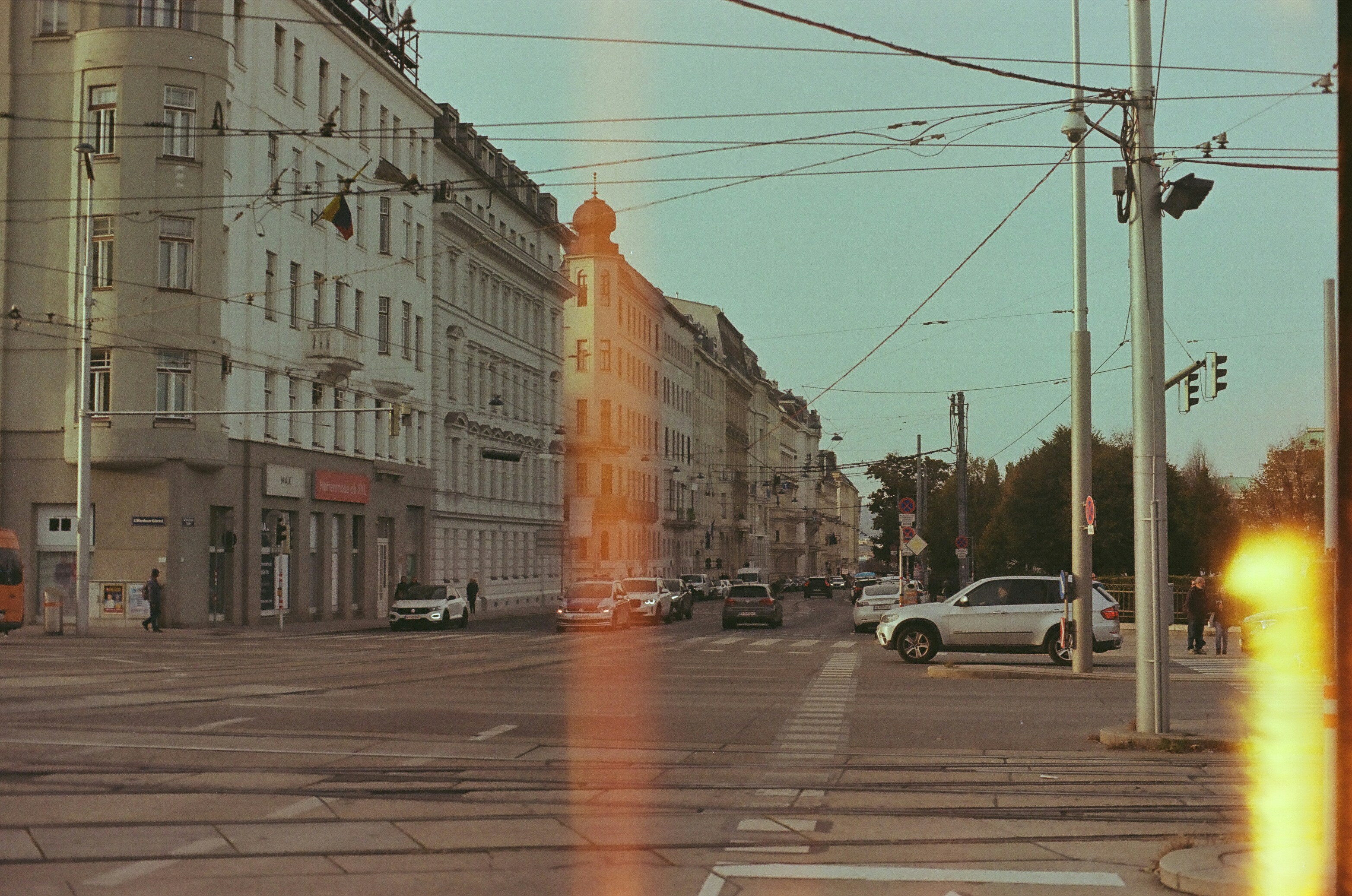 A city street with cars parked on the side of it photo – Free ...