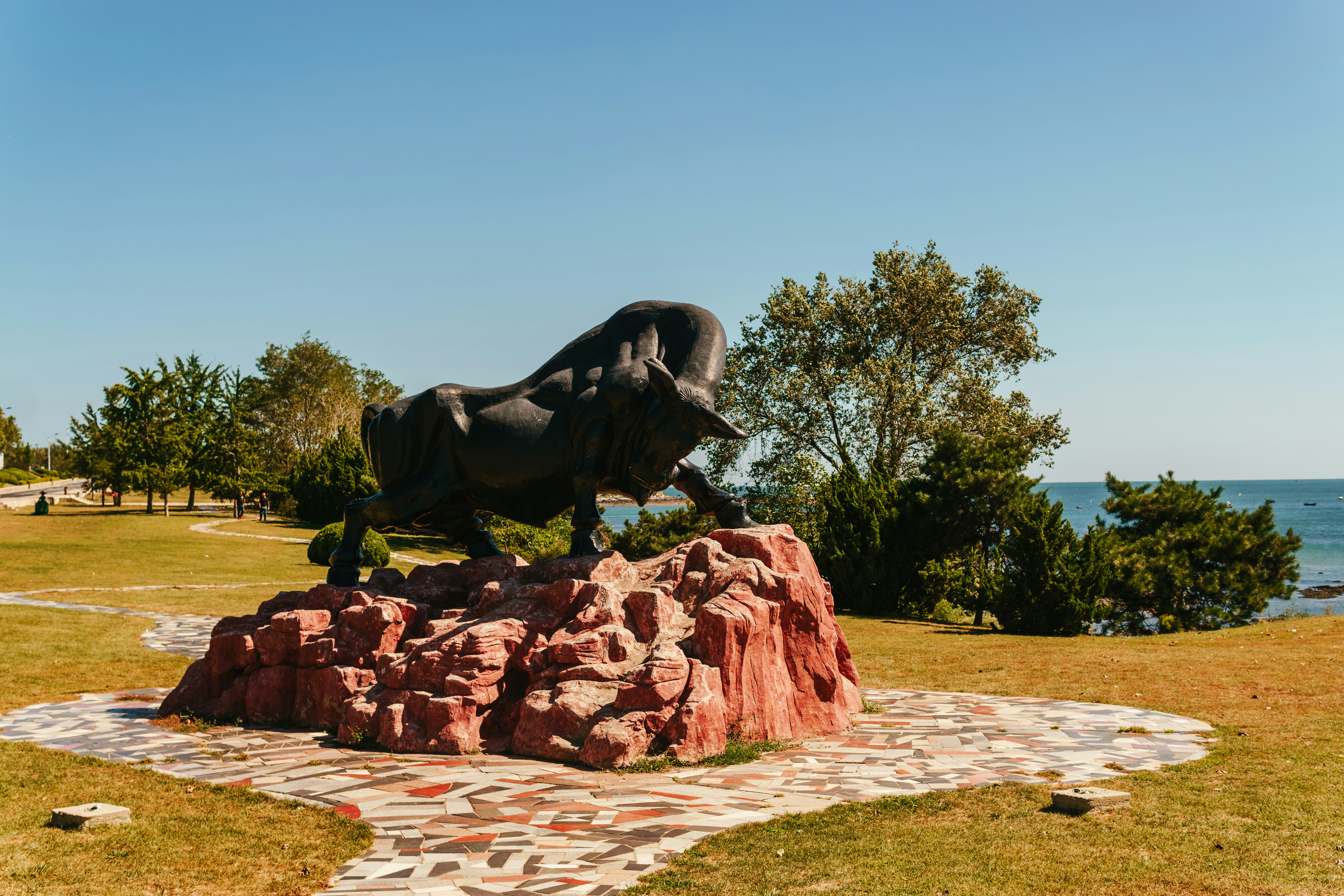 A statue of a horse on top of a rock photo – Free Dalian Image on Unsplash