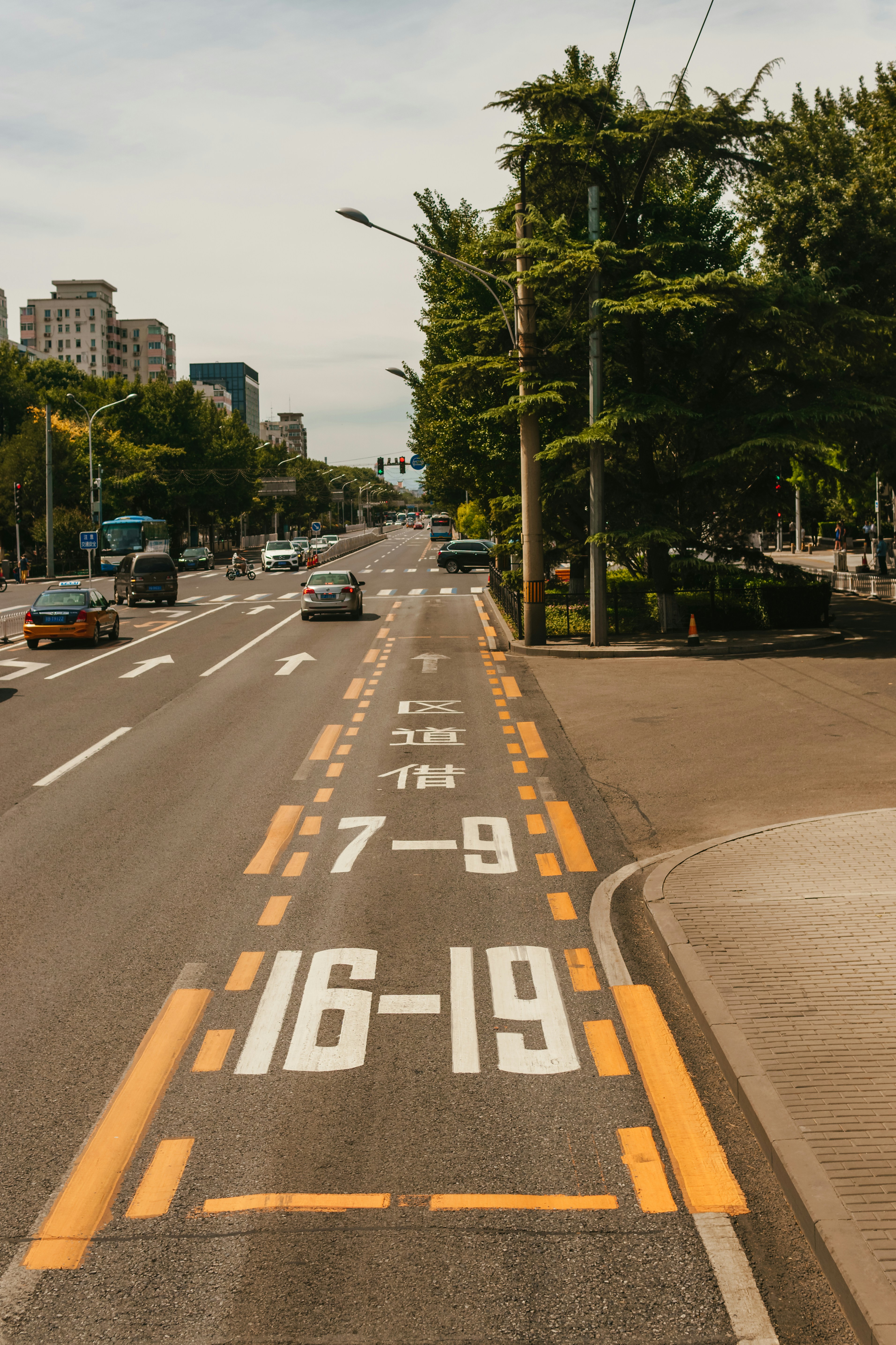 A city street with a yellow line painted on the road photo – Free Car ...
