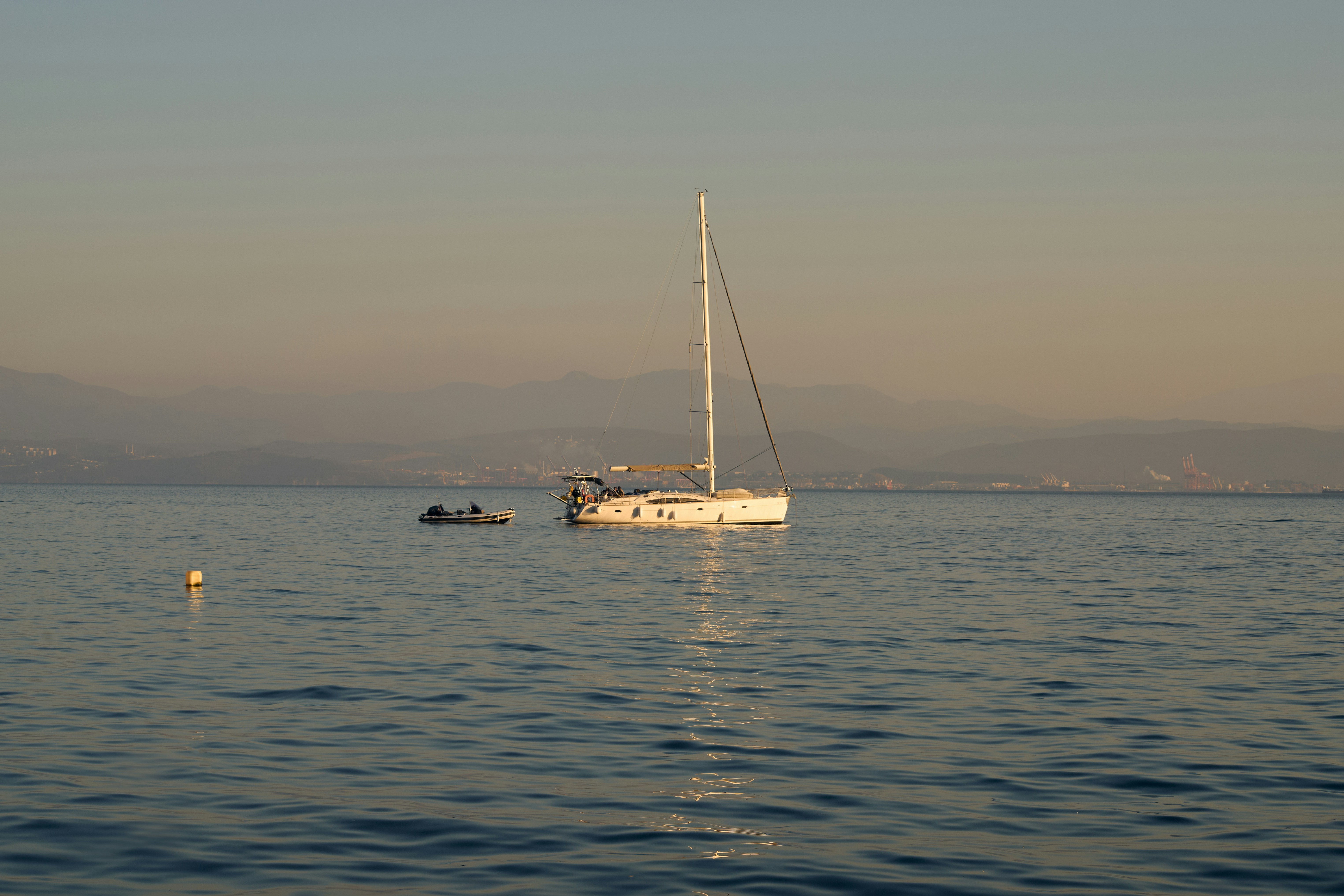 A sailboat floating in the middle of a large body of water photo – Free ...