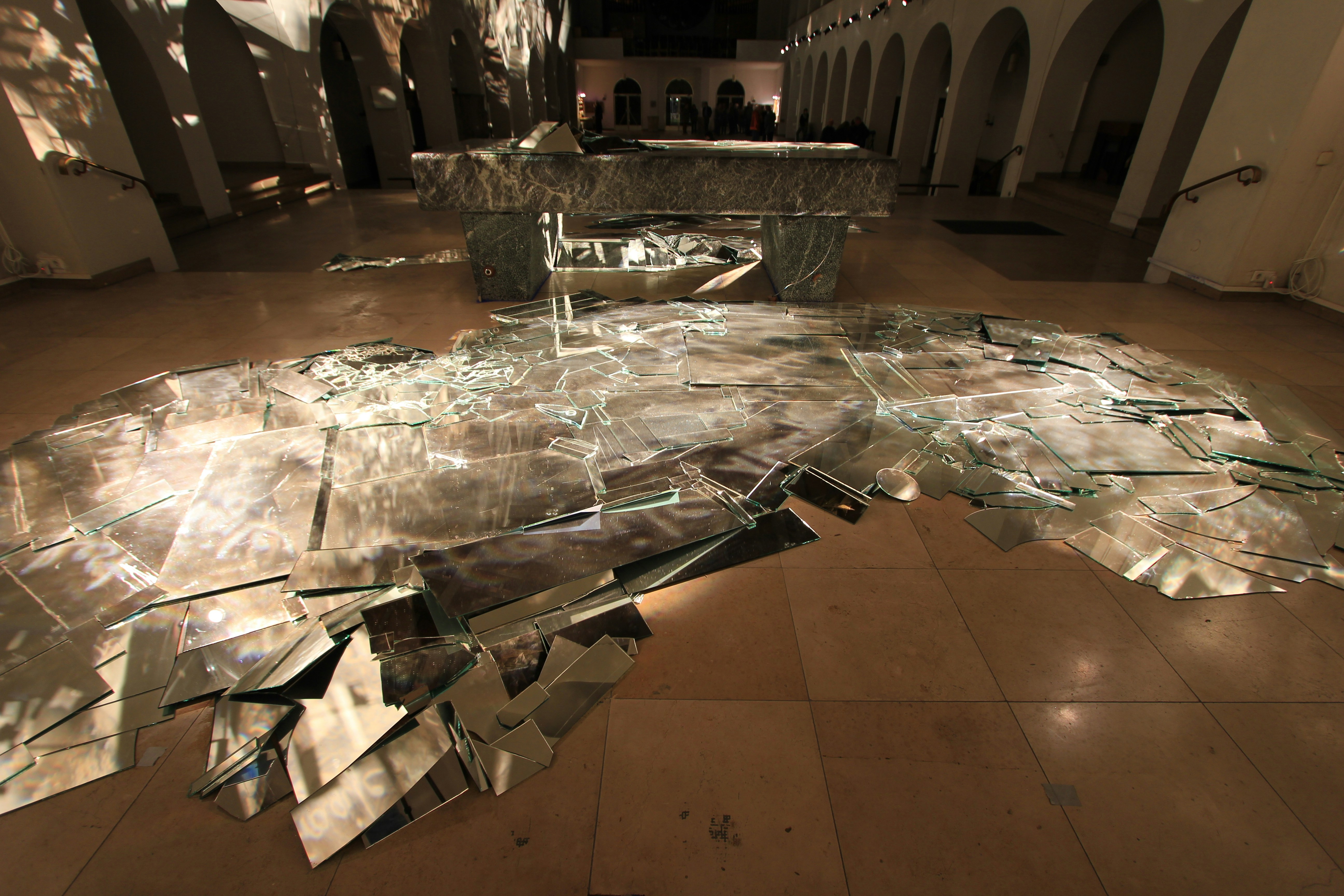 A shattered glass table in a room photo – Free Bochum Image on Unsplash