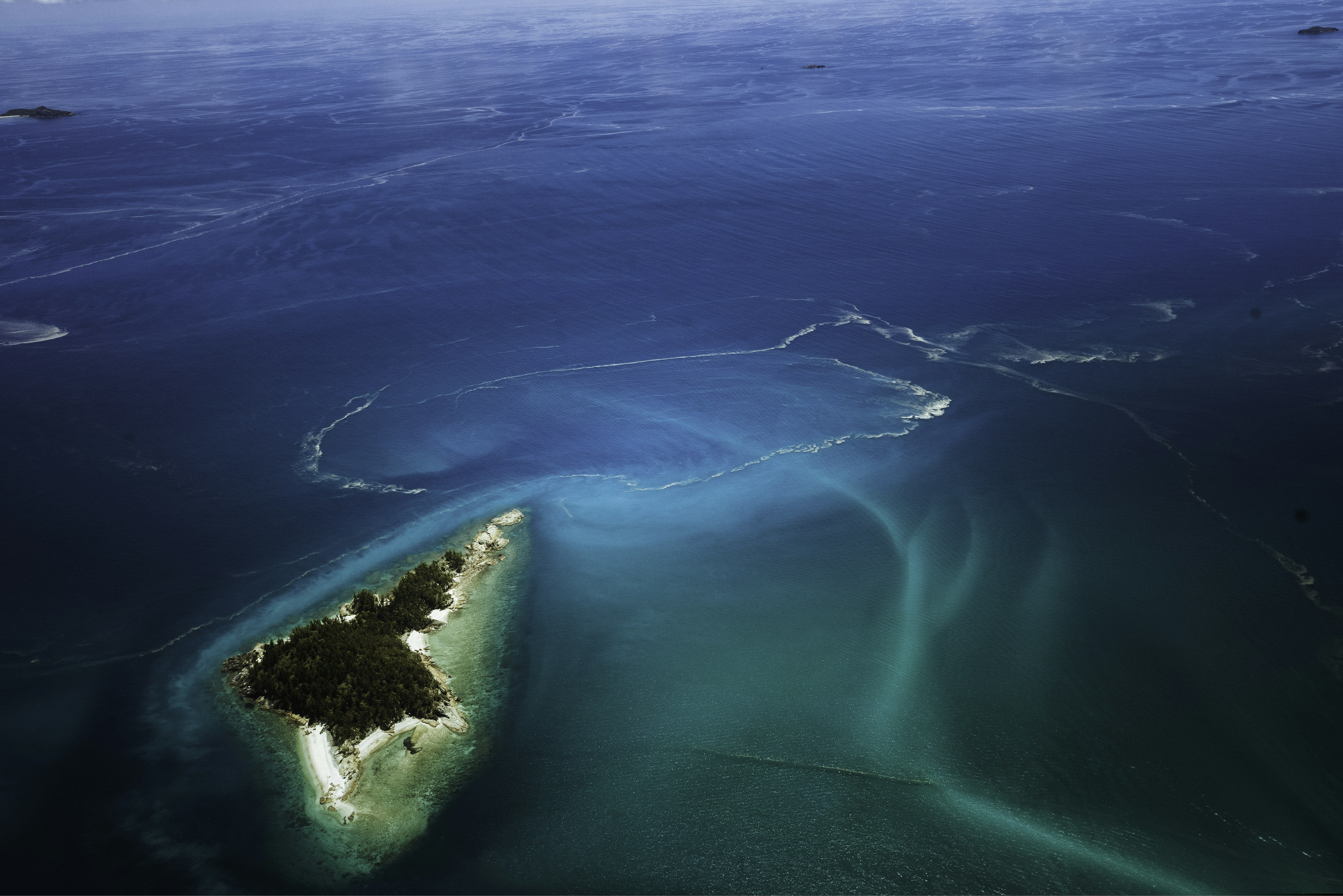 An island in the middle of the ocean photo – Free Land Image on Unsplash