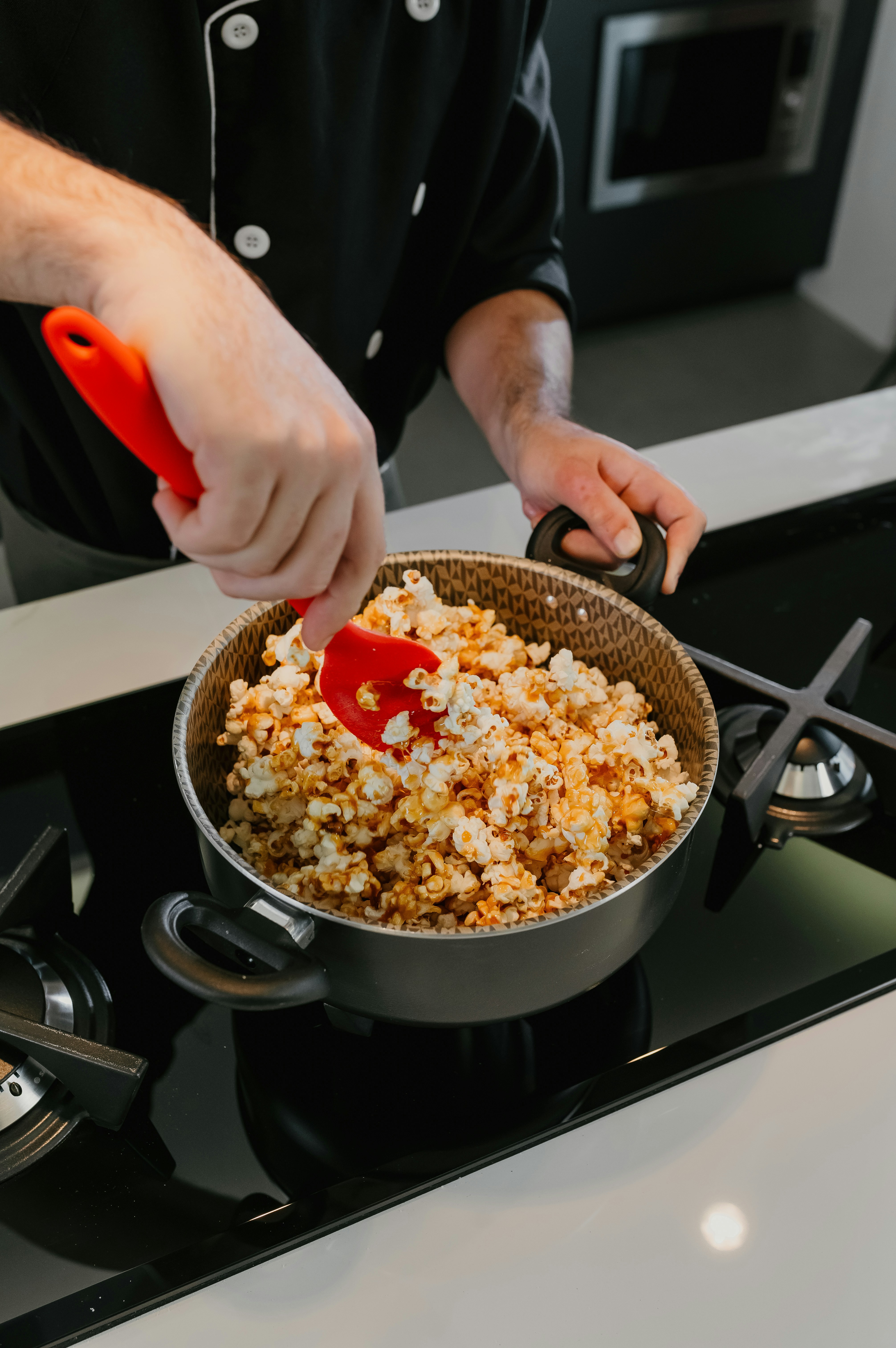 Chef's Popcorn Pop: Creamy Kernels Sizzle in a Peppery Pan