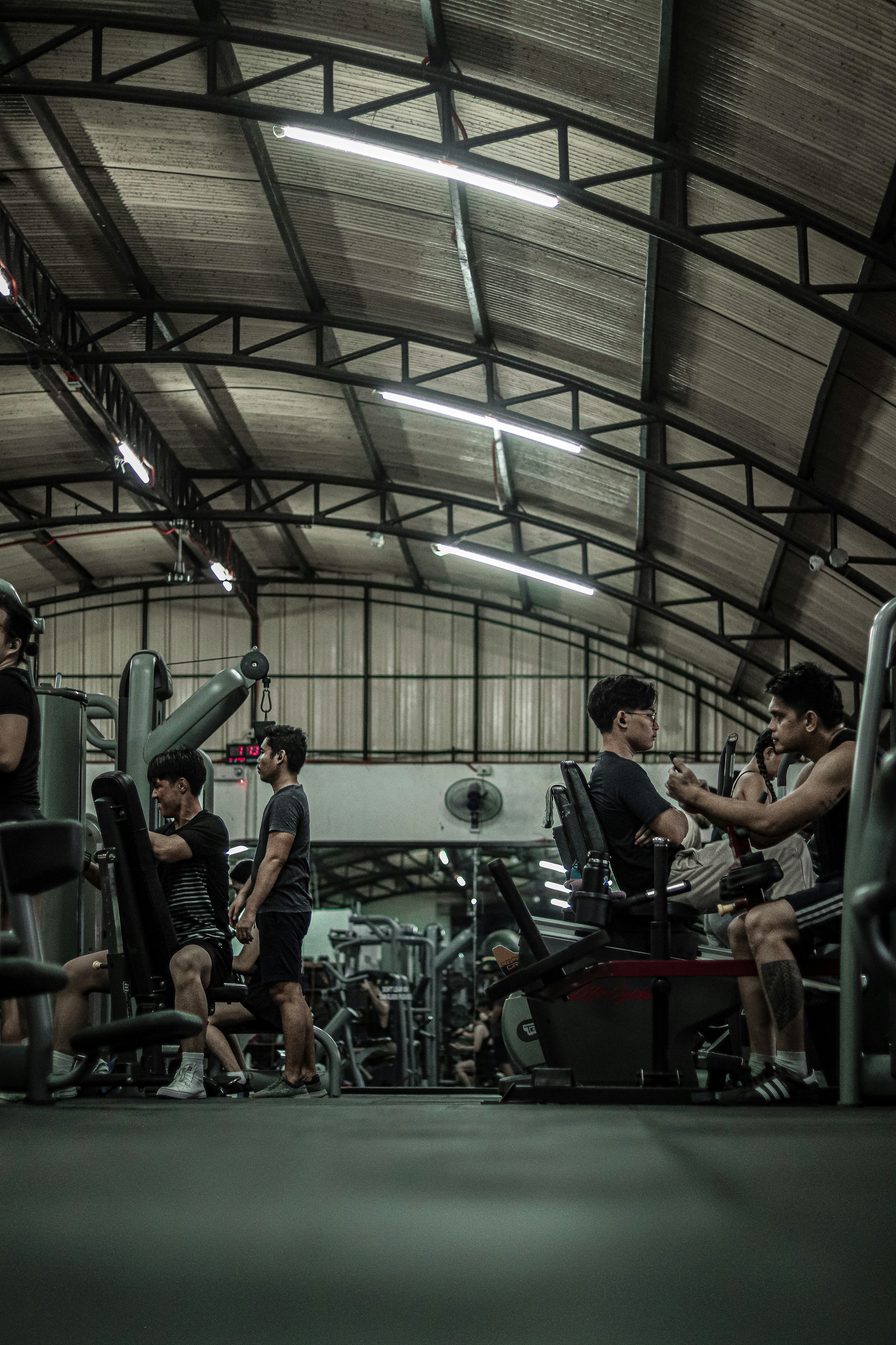 A group of people working out in a gym photo – Free Man Image on Unsplash