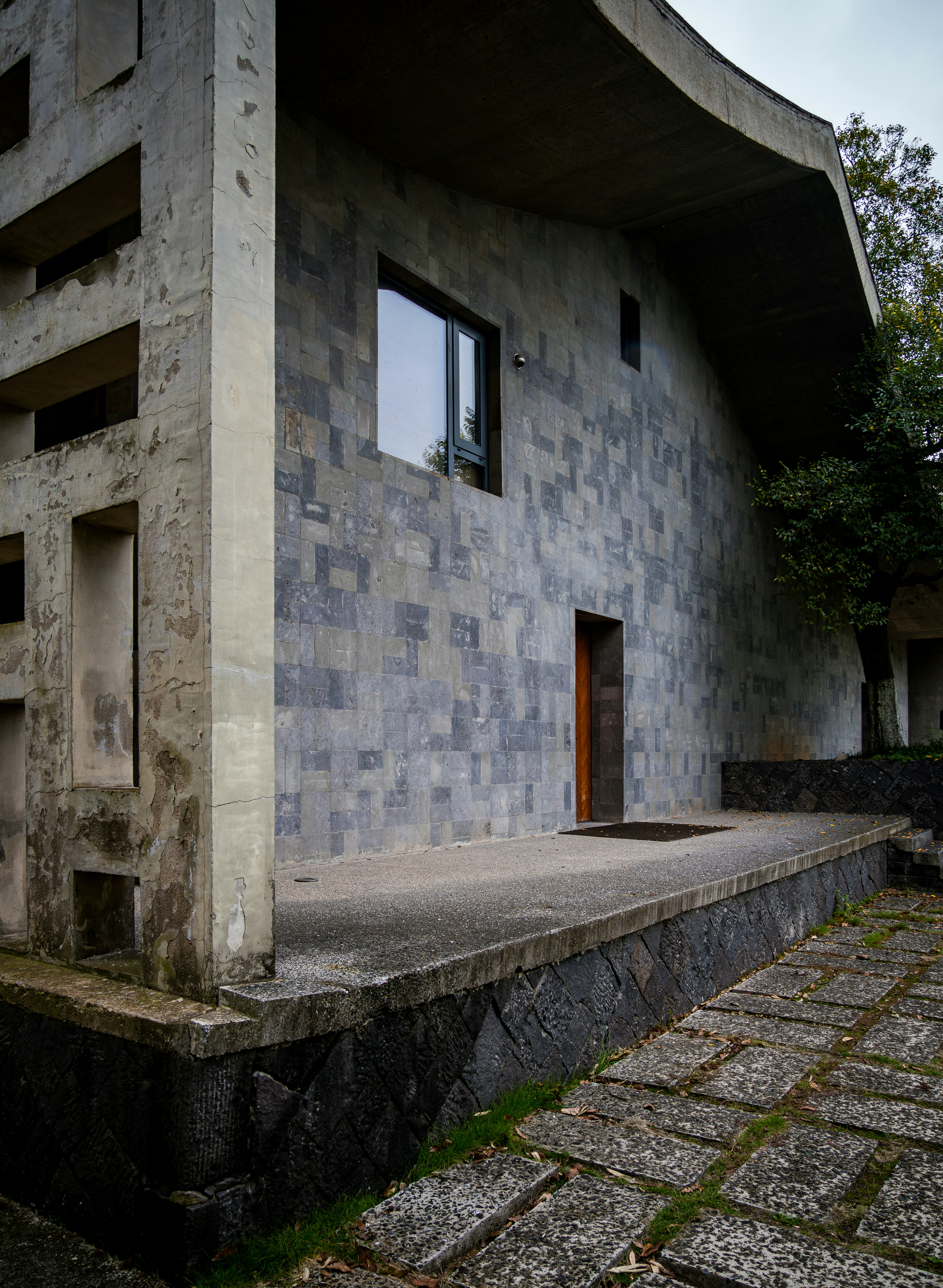 Curved Roof, Mosaic Wall: A Quiet Modernist Archive Under Stone and Sky