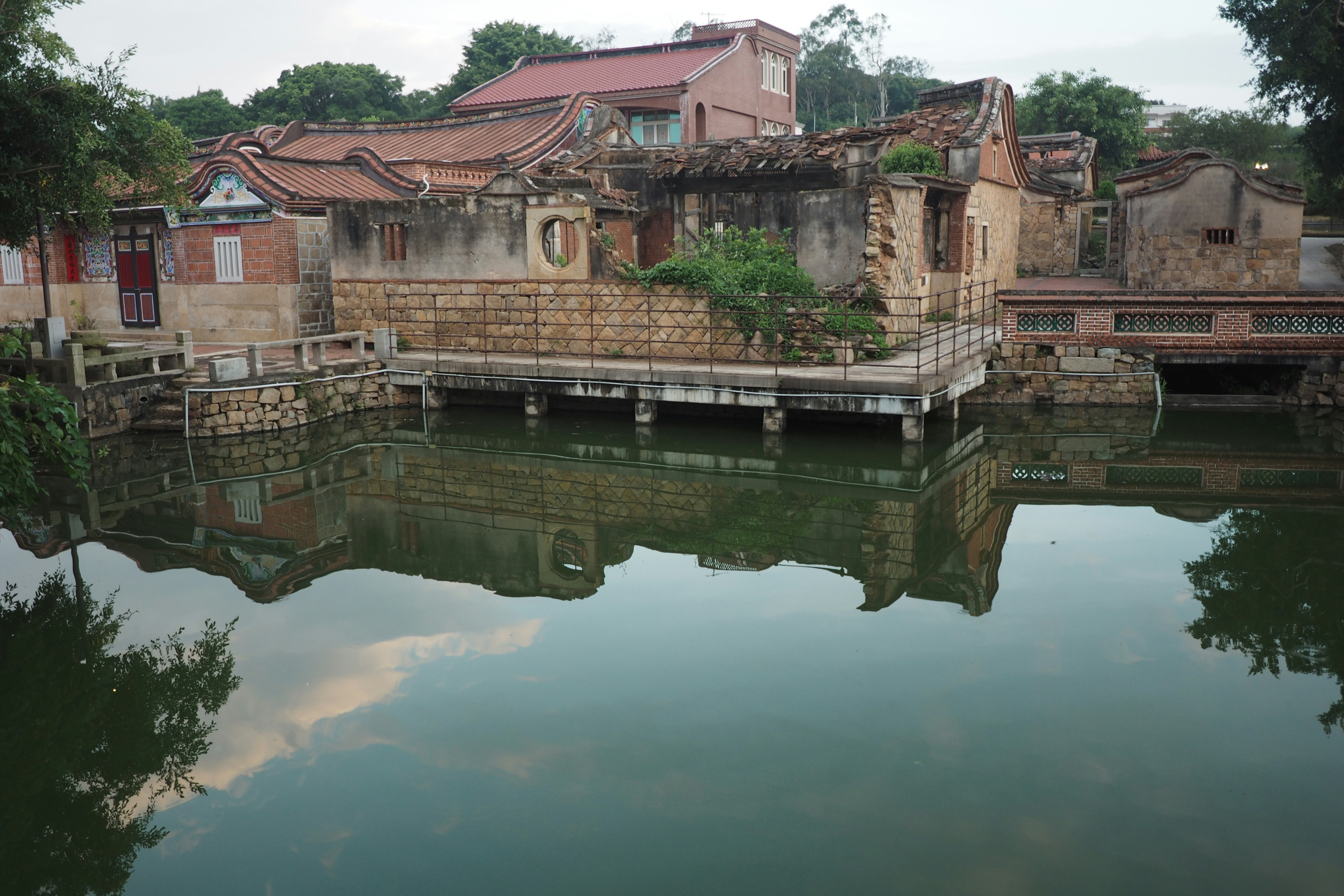 A body of water surrounded by buildings and trees photo – Free Building ...