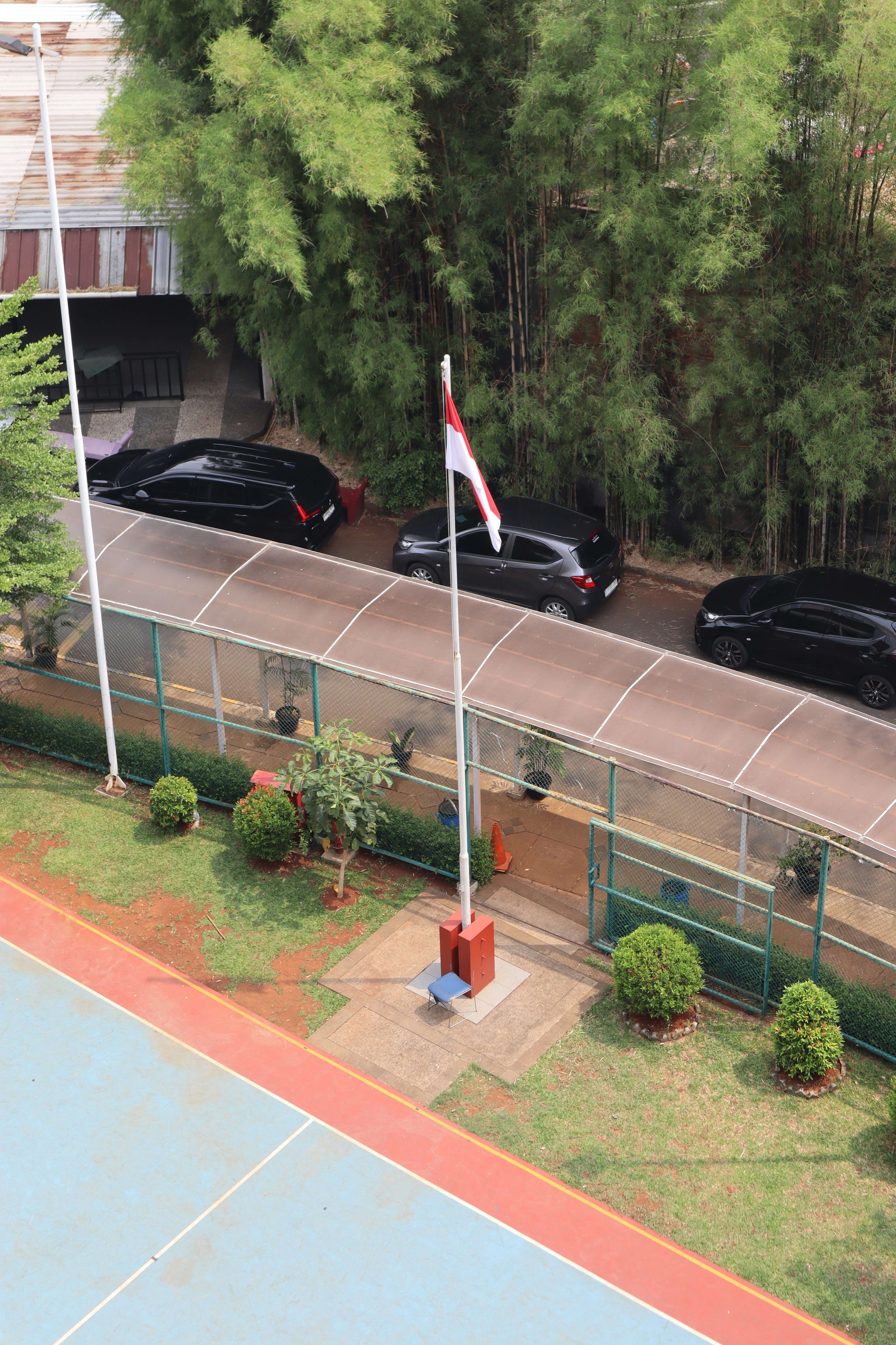 An aerial view of a tennis court and parking lot photo – Free Indonesia ...