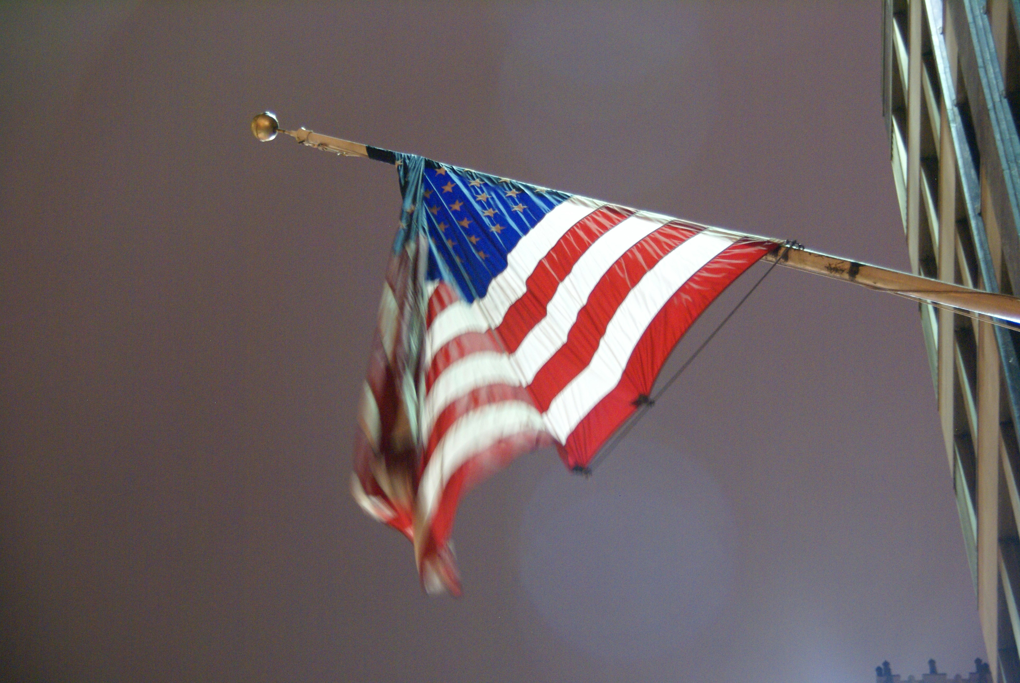 Drapeau des USA flottant dans le vent nocturne.