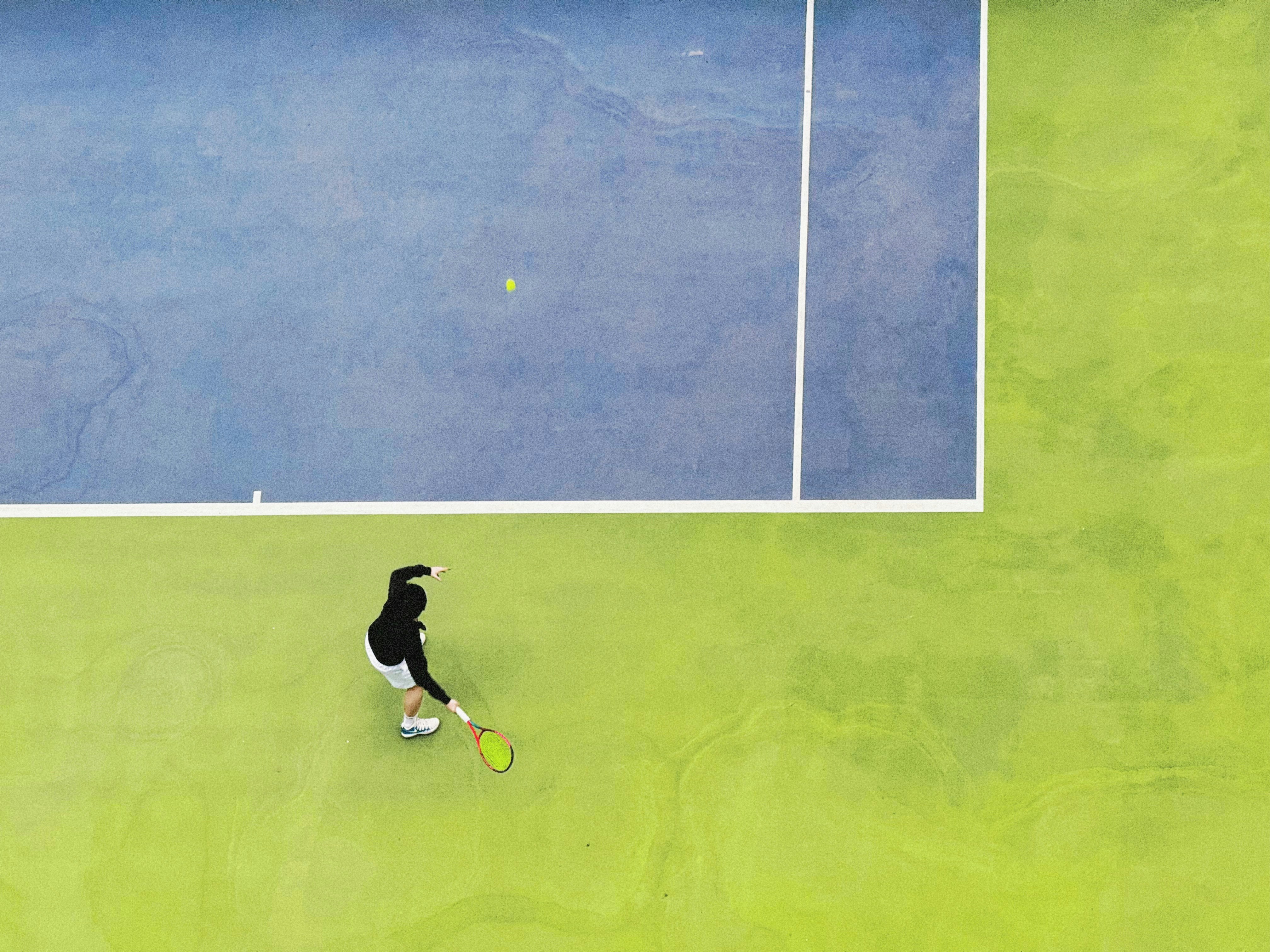 A person on a tennis court with a racket photo – Free Human Image on ...