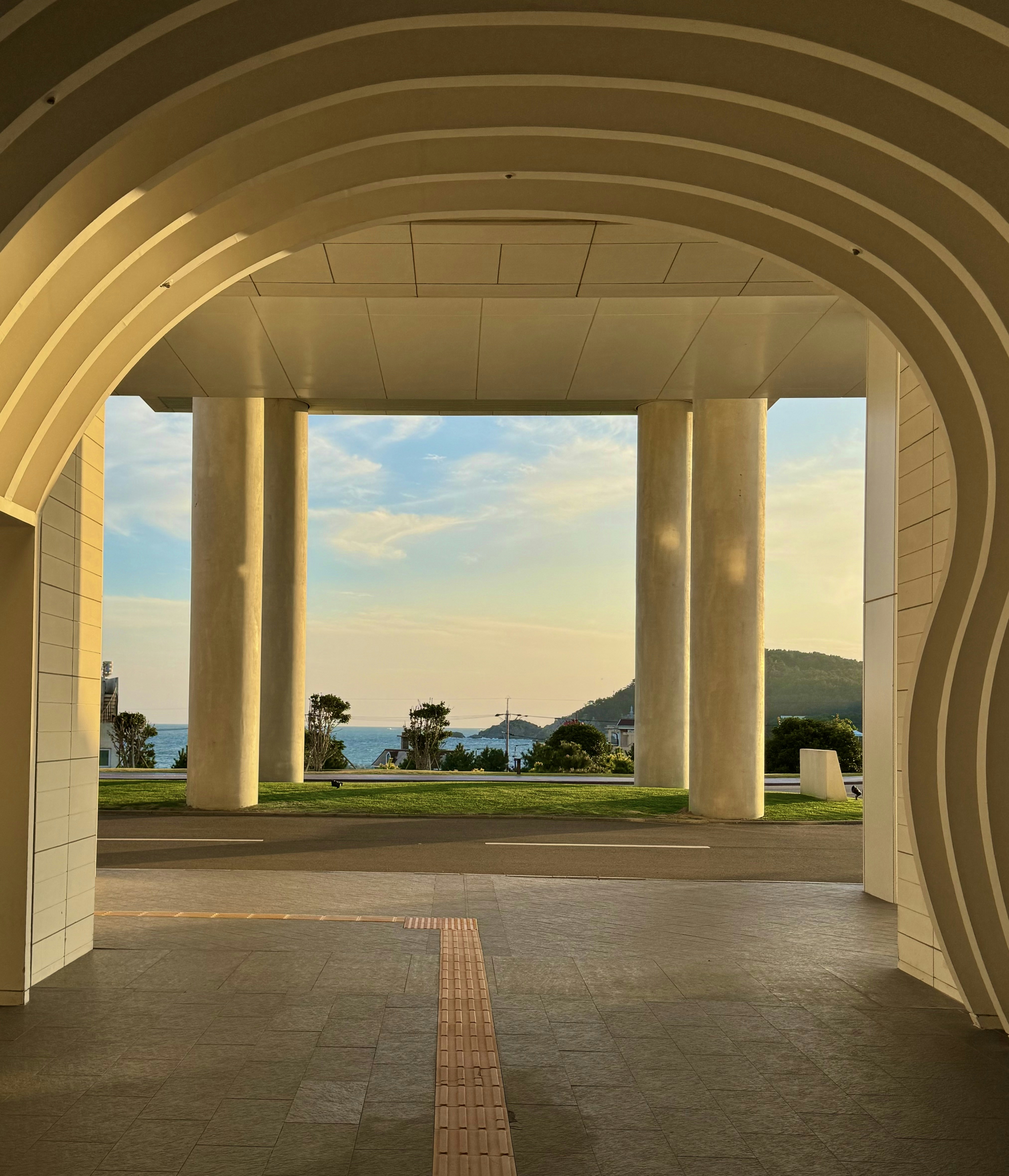 Archway Portal: Framing the Sea Through Concentric Curves