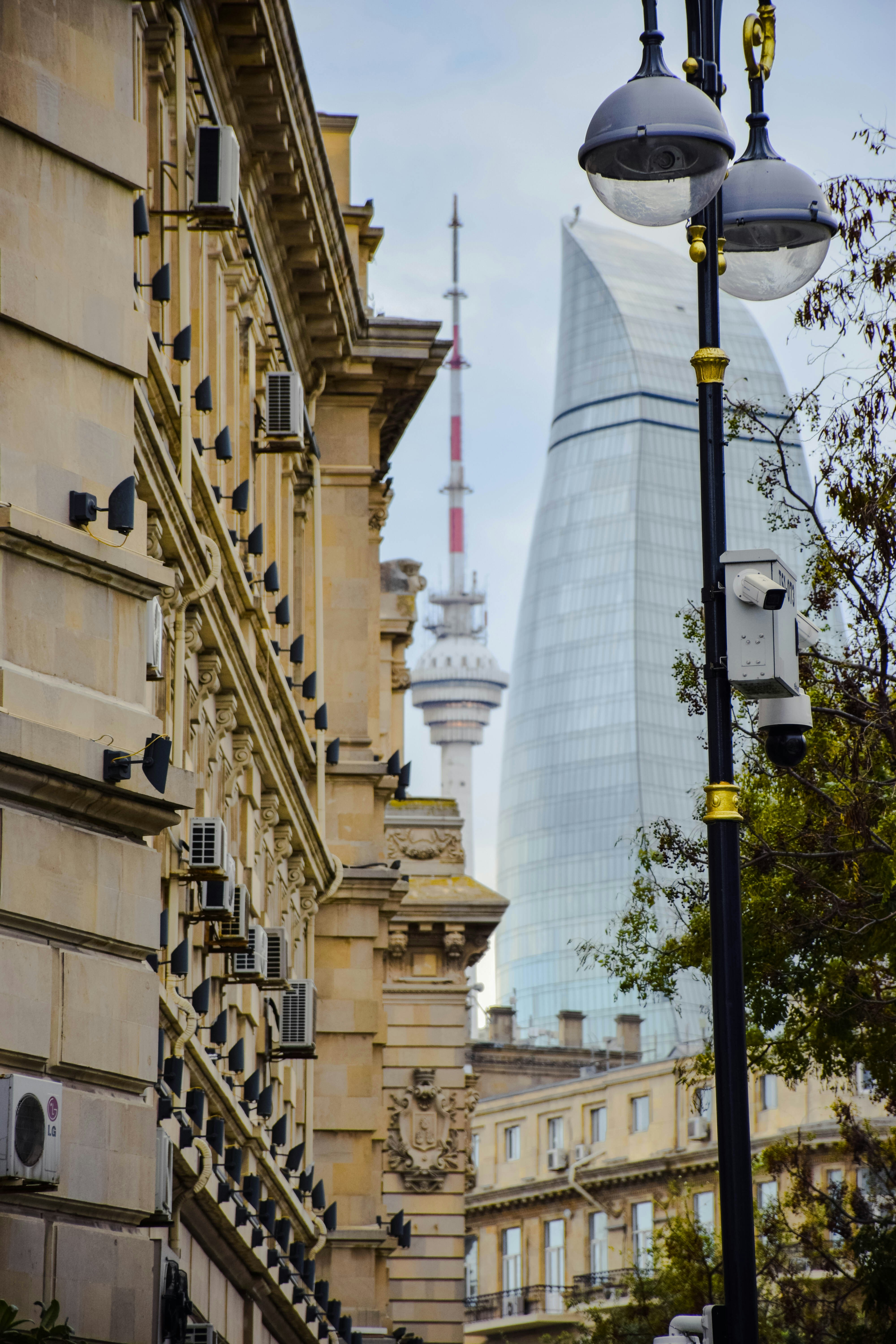 A street light in front of a tall building photo – Free Architecture ...