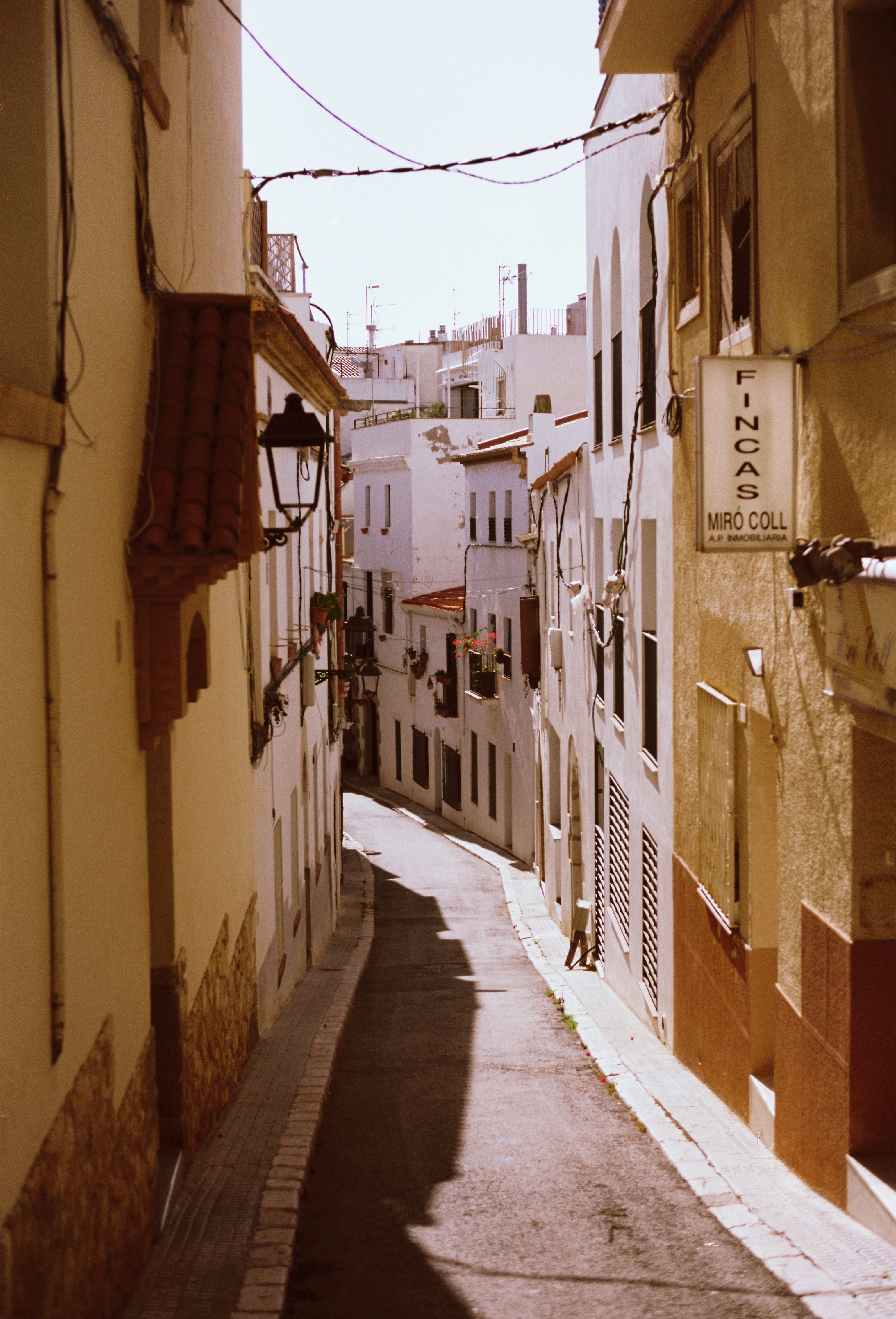 A narrow alley way with buildings on both sides photo – Free Wallpaper ...
