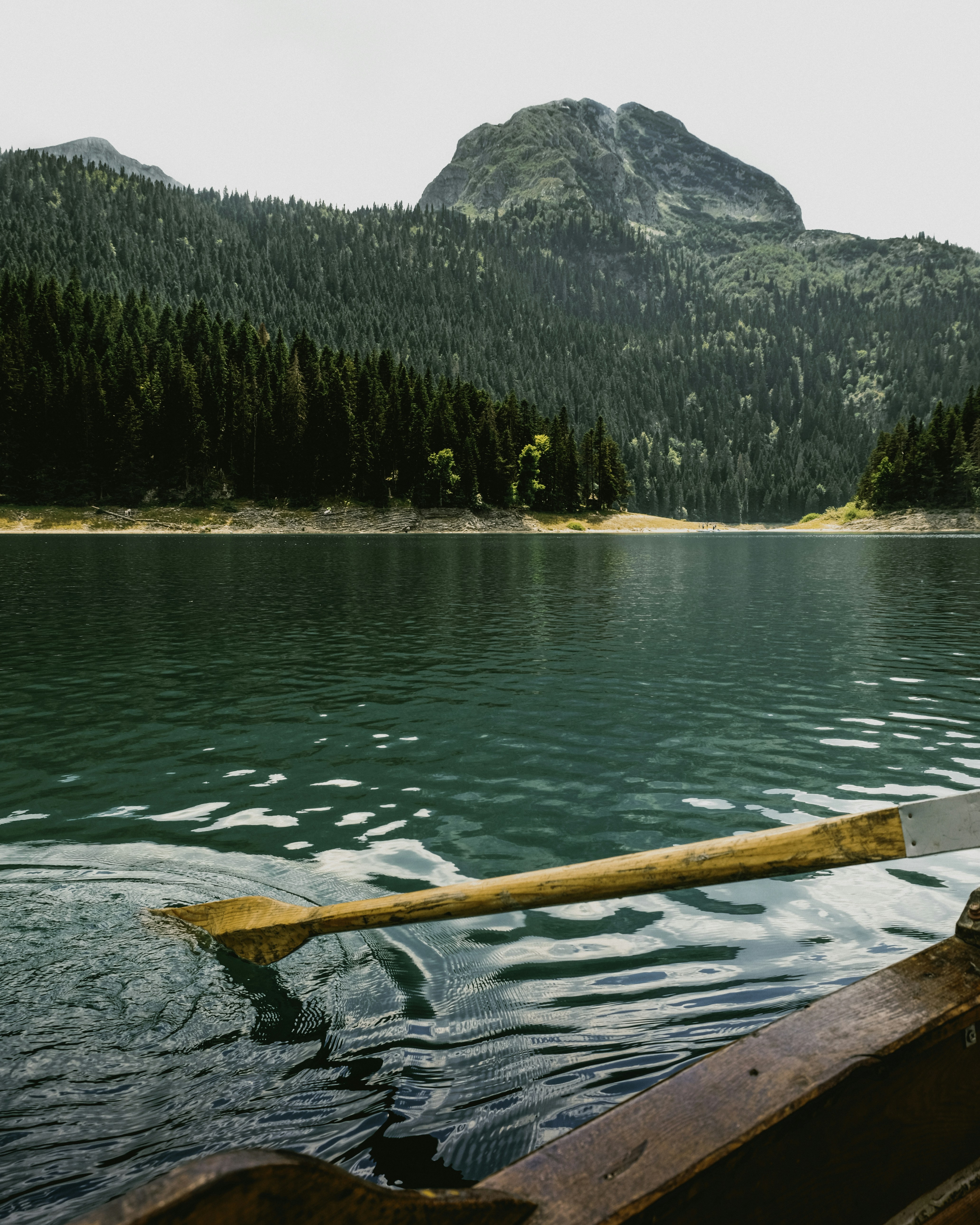 Una persona remando en un bote en un lago foto – Imagen de Montenegro ...